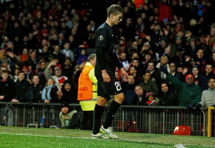 When Memphis Depay almost made a defender cry with outrageous rabona nutmeg