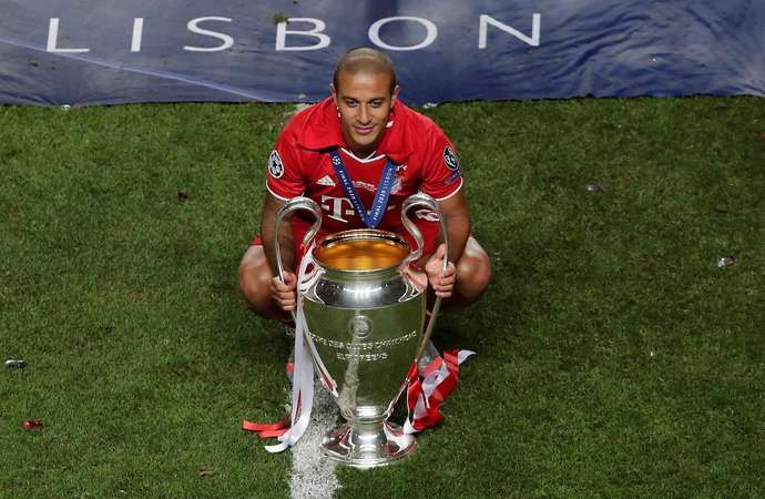 Liverpool target Thiago Alcantara's warm-up in Spain training has gone ...