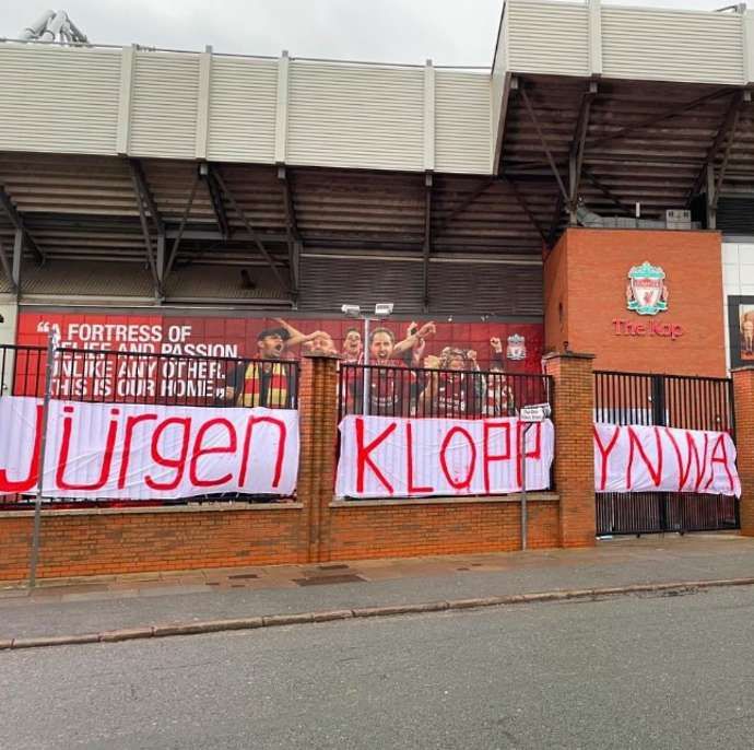 Jurgen Klopp: Liverpool fans make banner outside Anfield in support of ...