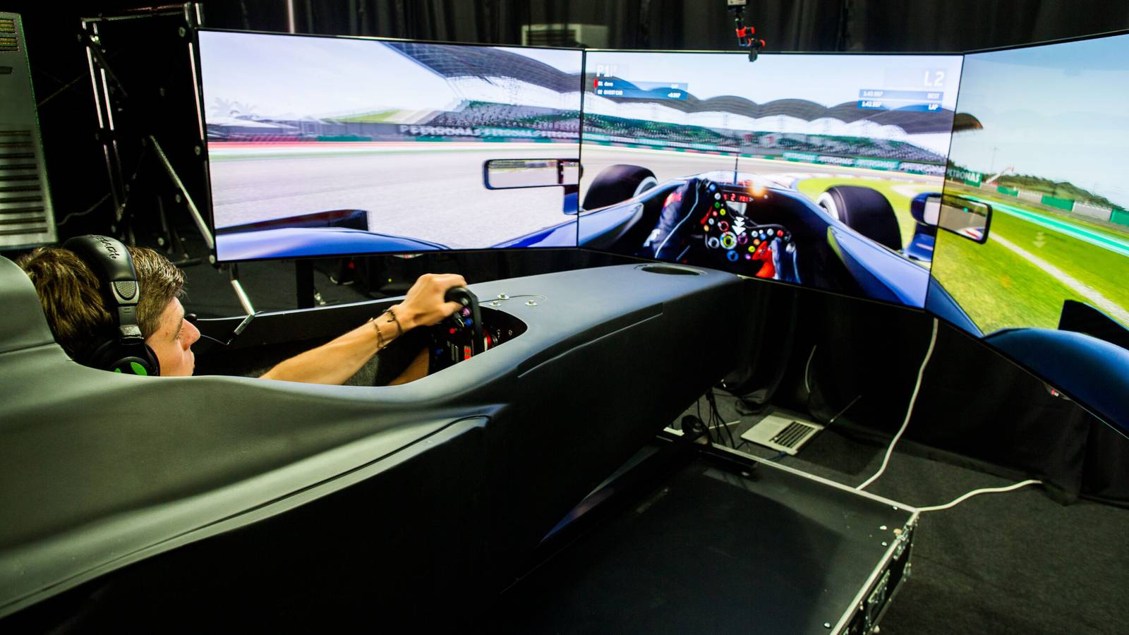 F1 planning new simulator experience centres