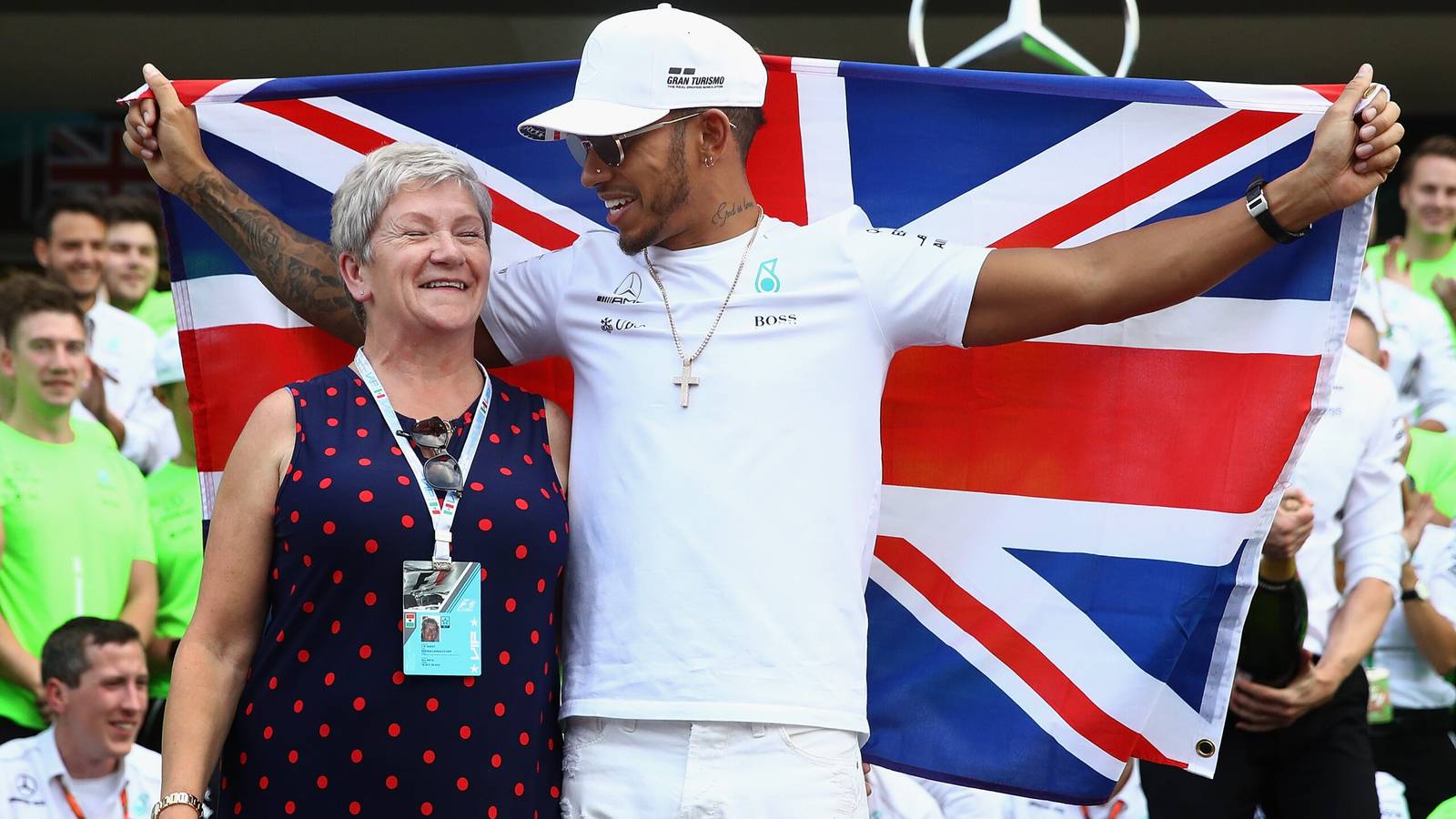 Lewis Hamilton to change name to include’s mum’s surname
