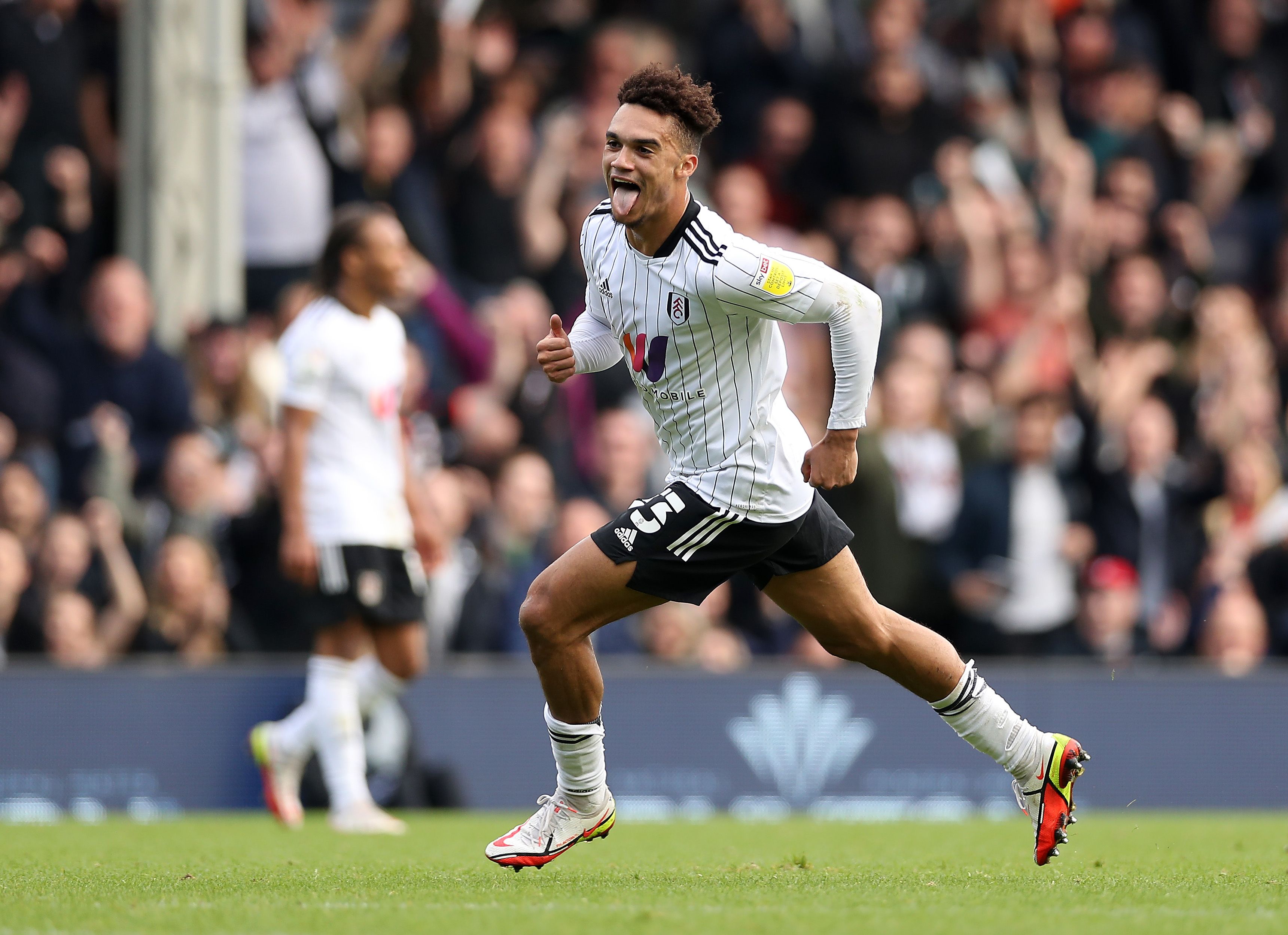 Antonee Robinson magic: Fulham star impresses teammates with card trick