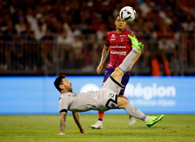 Lionel Messi scores outrageous bicycle kick Clermont Foot 0-5 PSG
