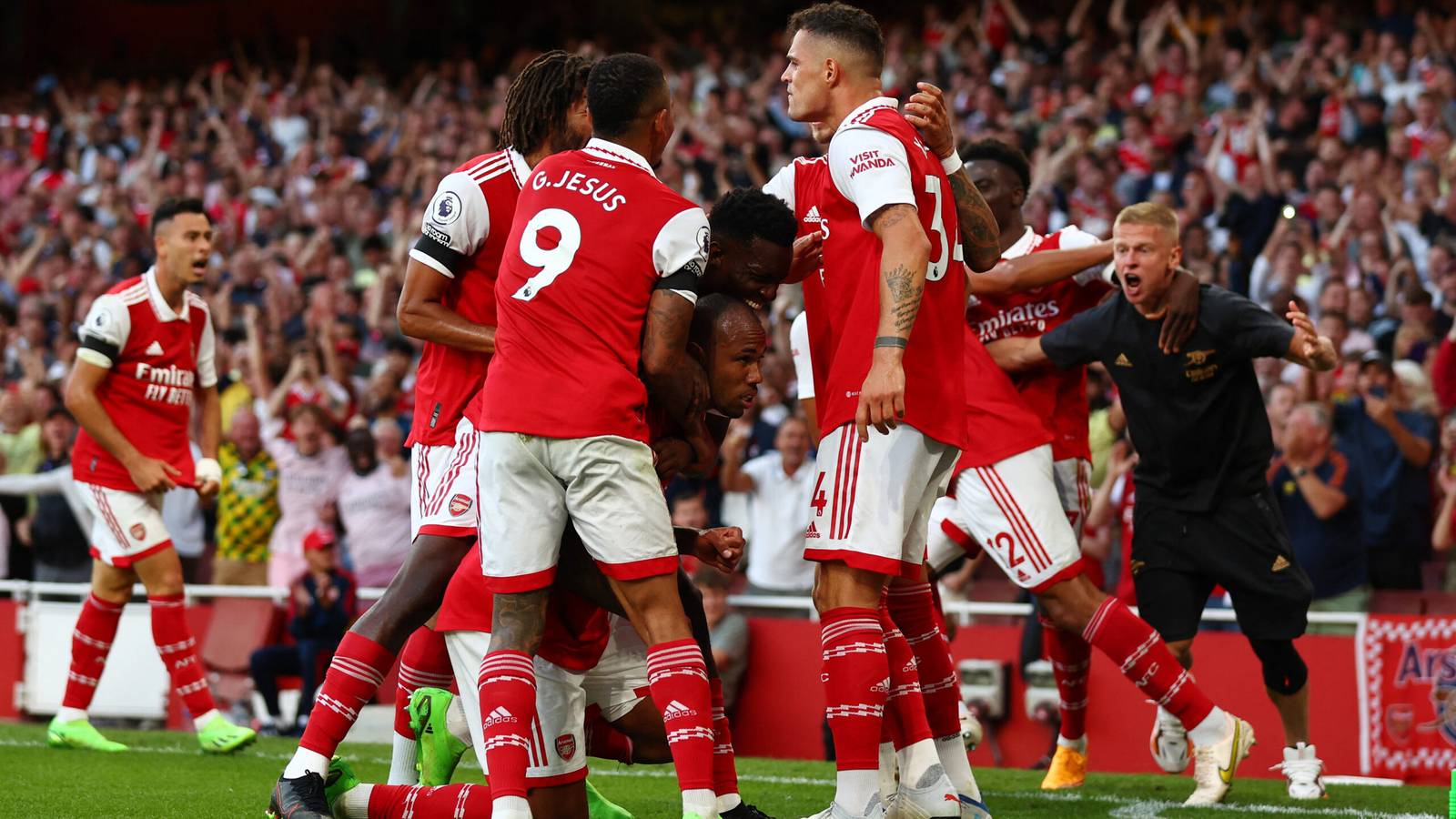 Arsenal: Viral video of when 'steward thought Zinchenko was a pitch ...