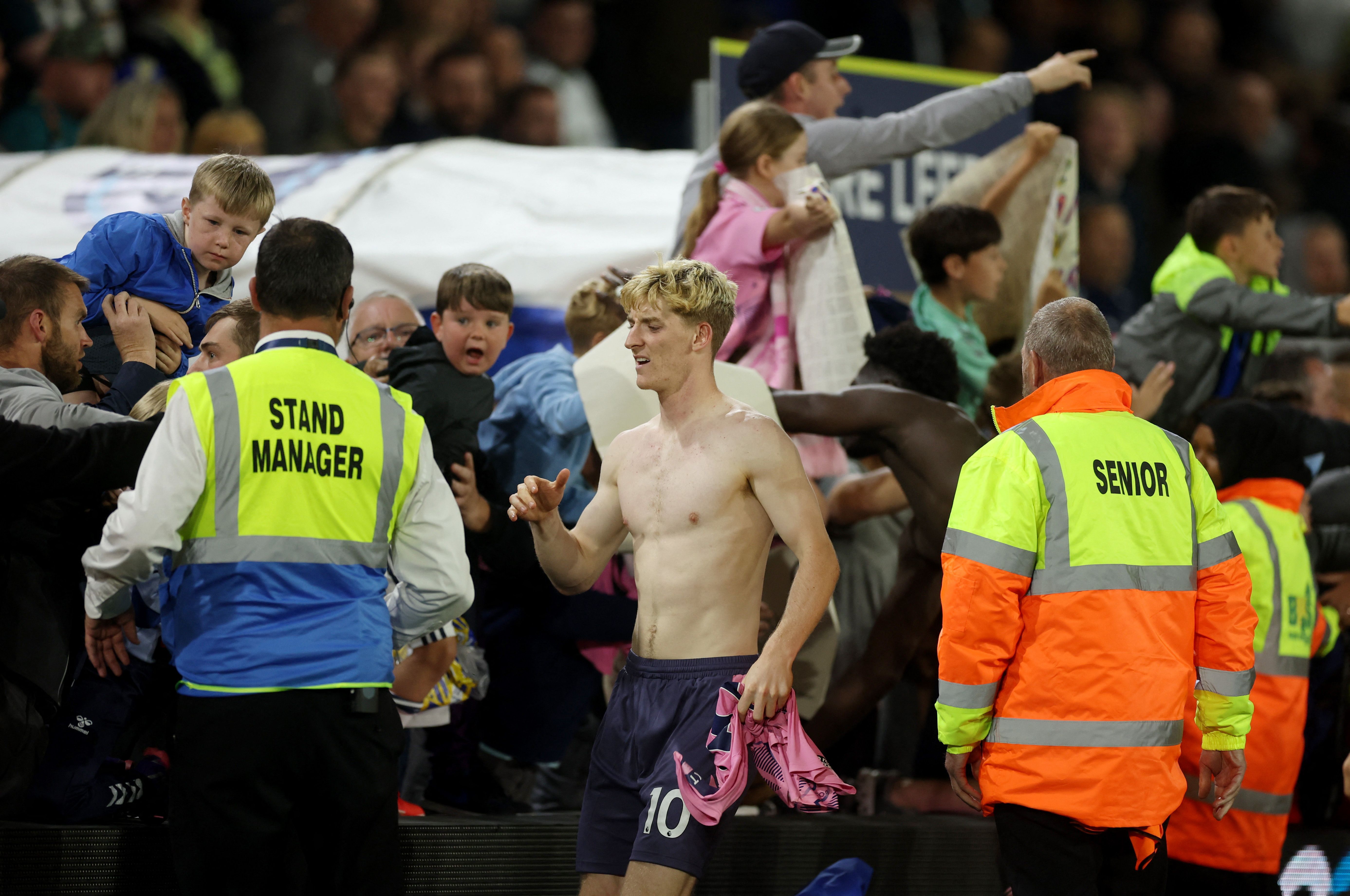 Anthony Gordon: Everton fan drops kid getting winger's shirt