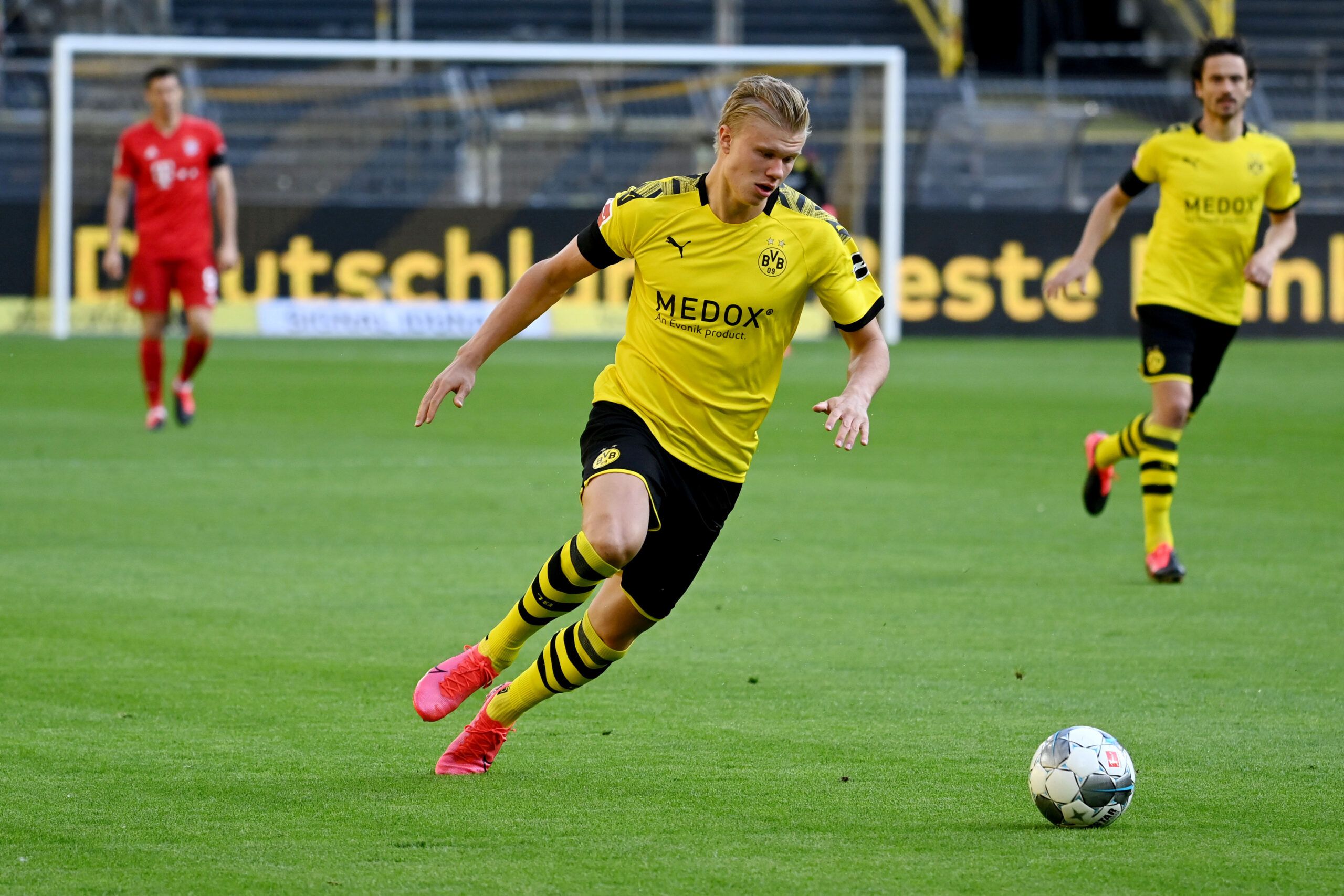 Erling Haaland was chased down by Bayern star's epic 35.3km/h sprint in ...