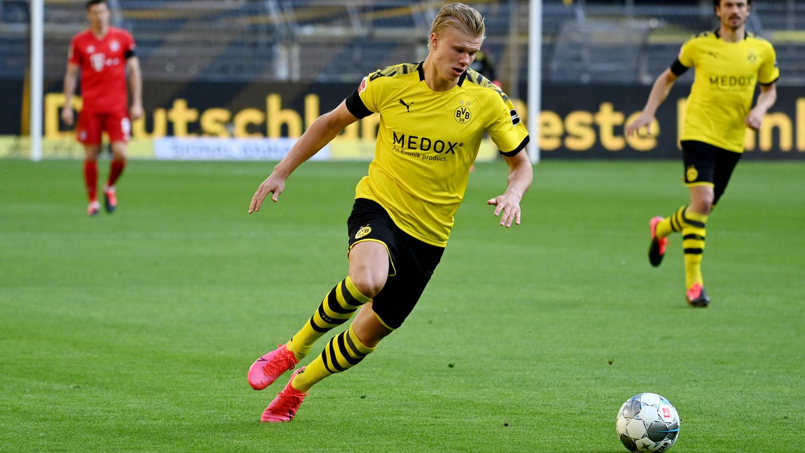 Erling Haaland was chased down by Bayern star's epic 35.3km/h sprint in ...