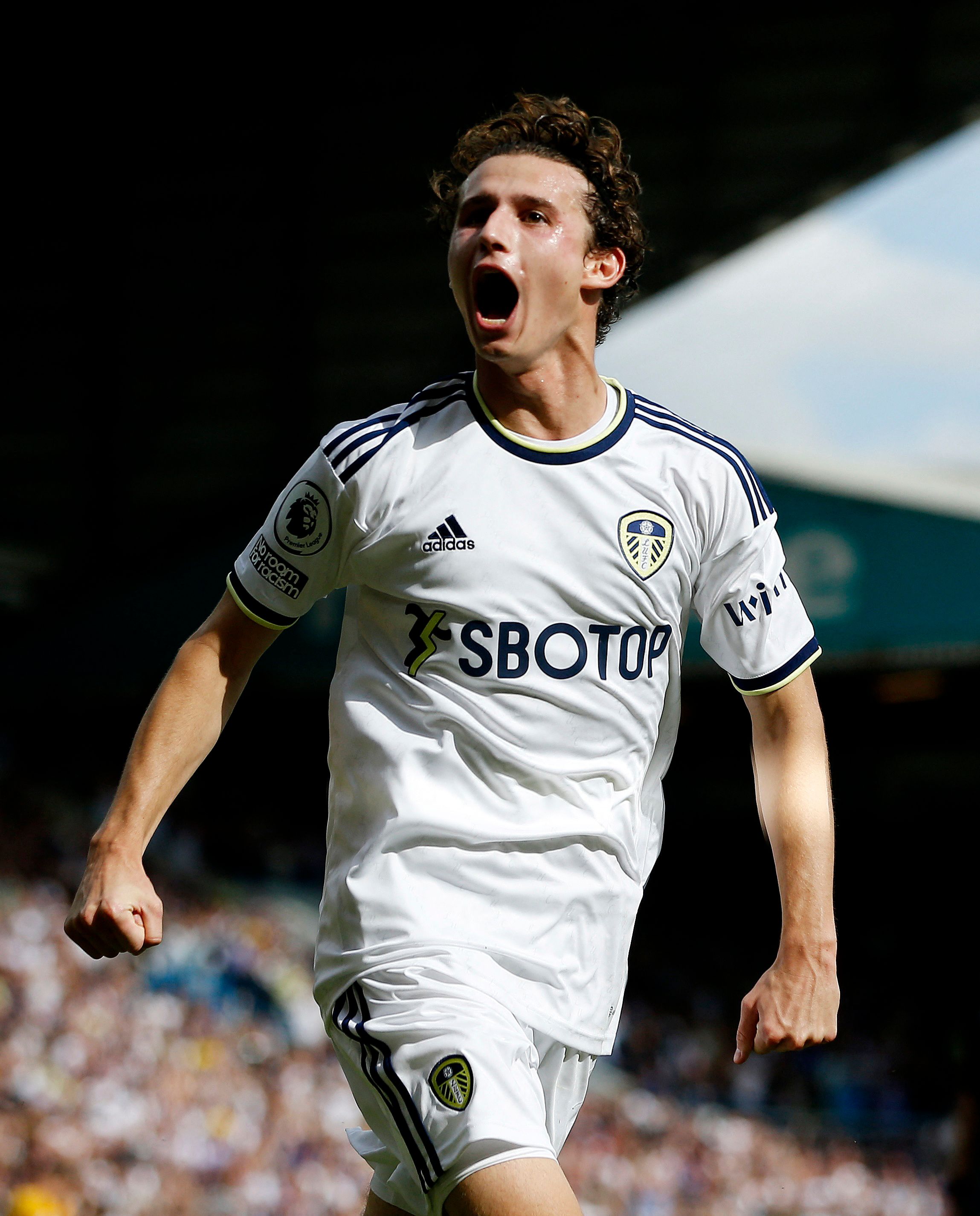 Best Premier League chant? Leeds' brilliant Brenden Aaronson song