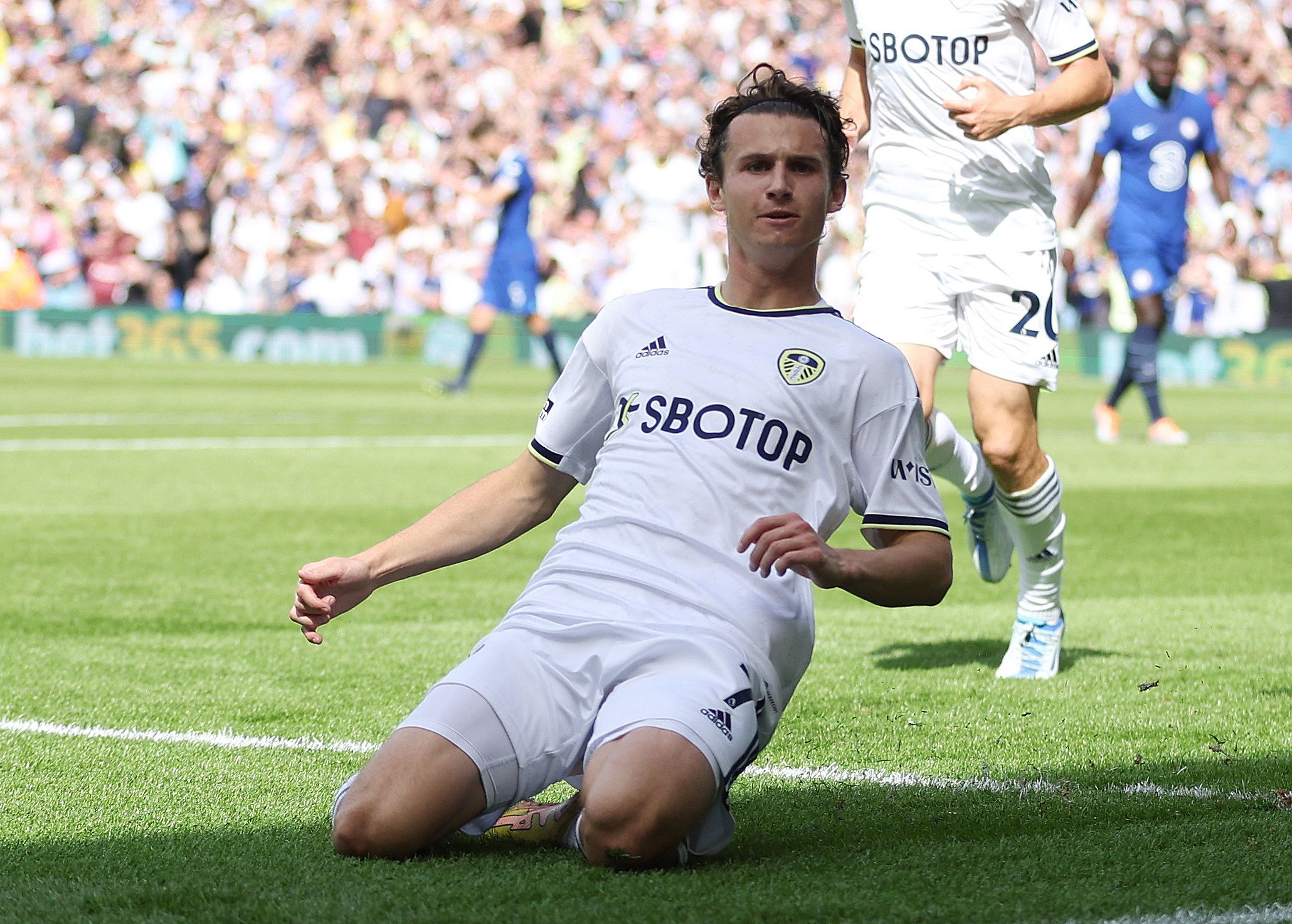 Best Premier League chant? Leeds' brilliant Brenden Aaronson song