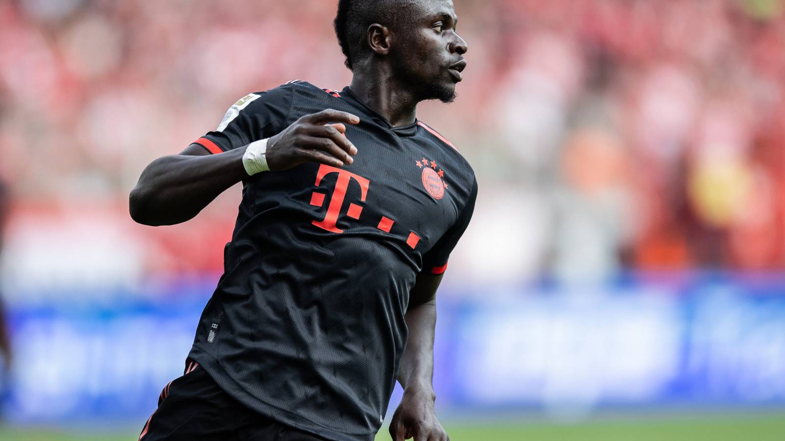 Sadio Mane: Bayern star signed 1,000 autographs at open training session