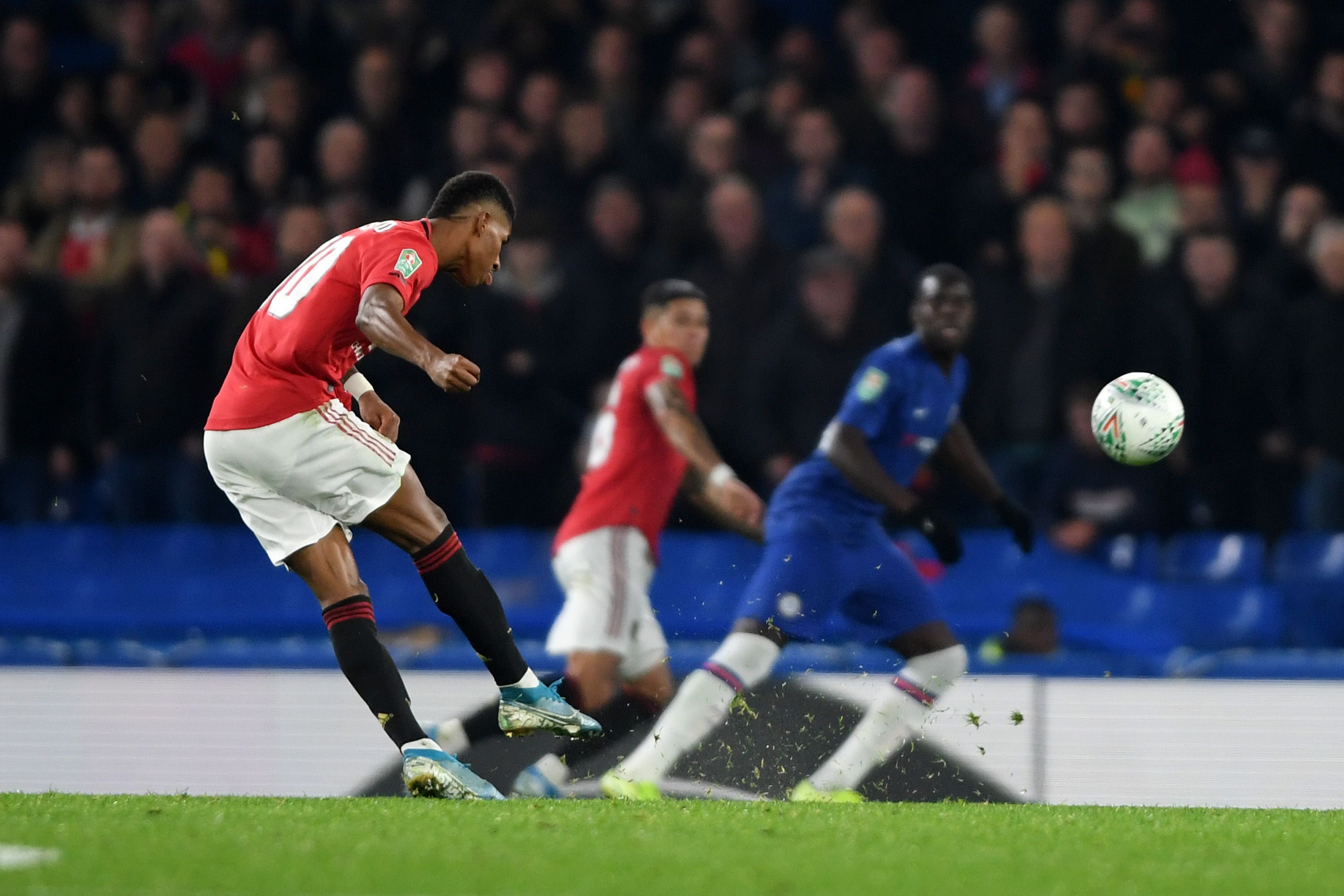 Chelsea v Man Utd: Marcus Rashford silenced fan with knuckleball free ...