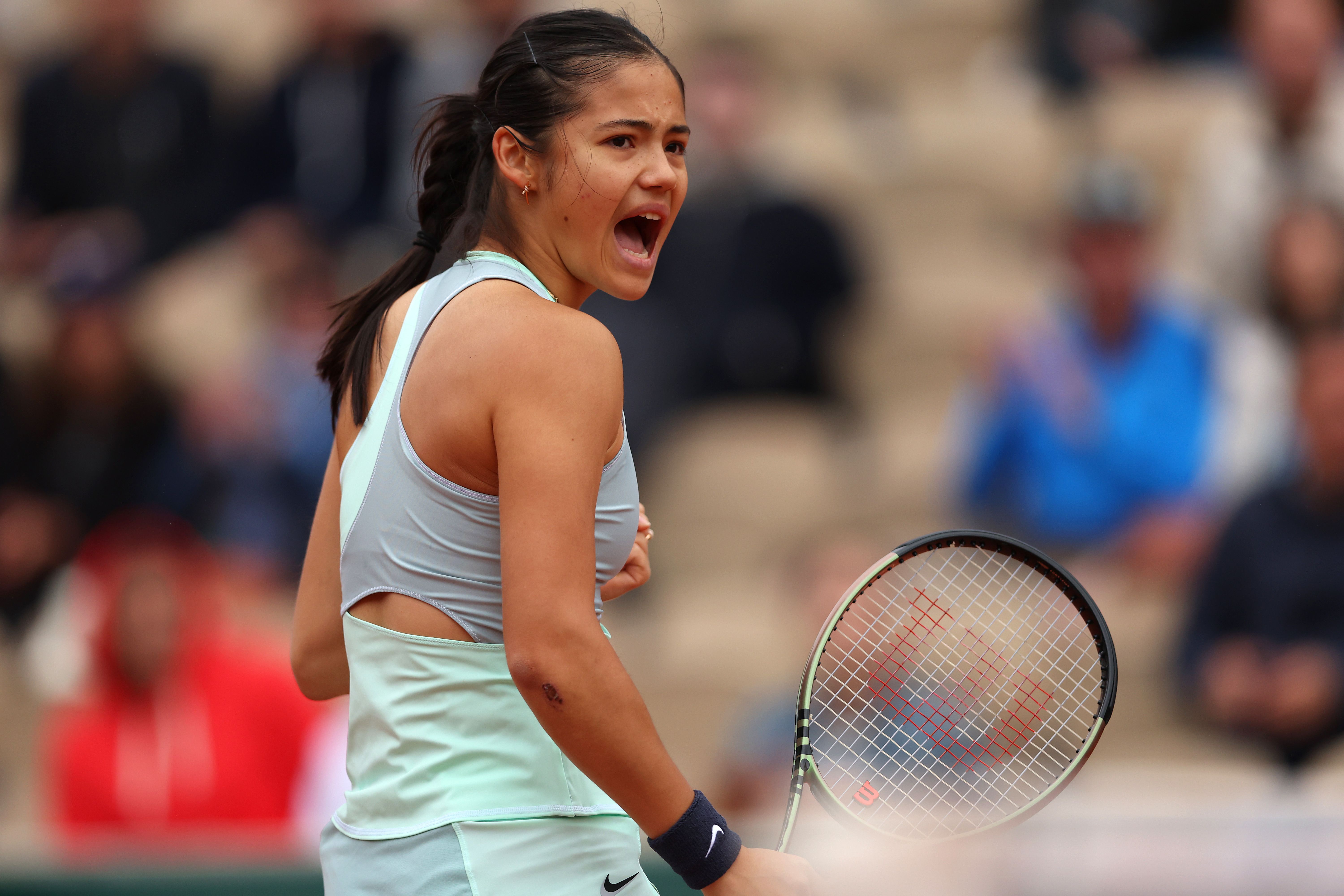 Emma Raducanu has been speaking to Tim Henman as she fights for fitness