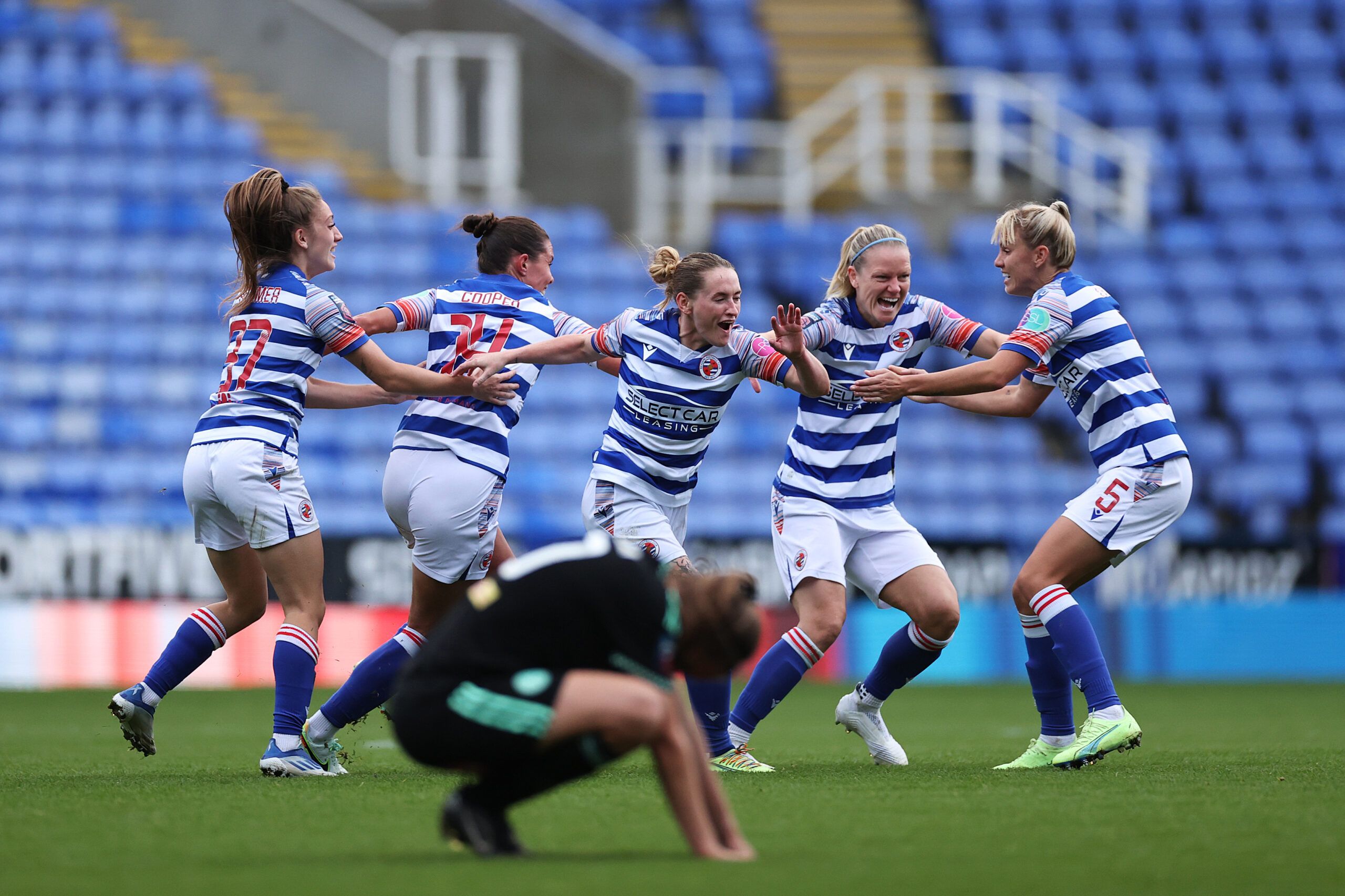 Women's Super League: Rachel Rowe nets insane double in huge Reading win