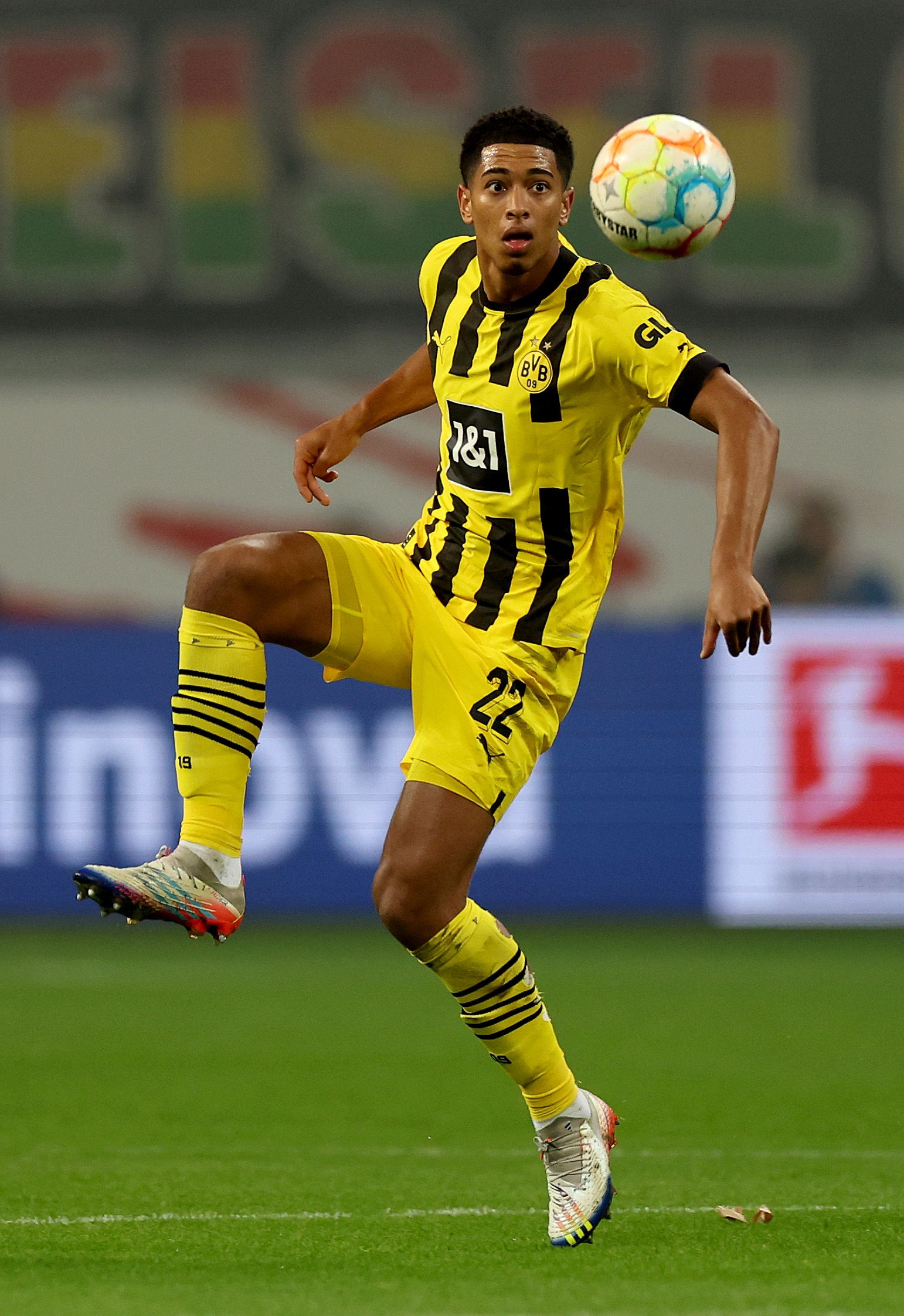 England's Jude Bellingham drops stunning assist for Dortmund