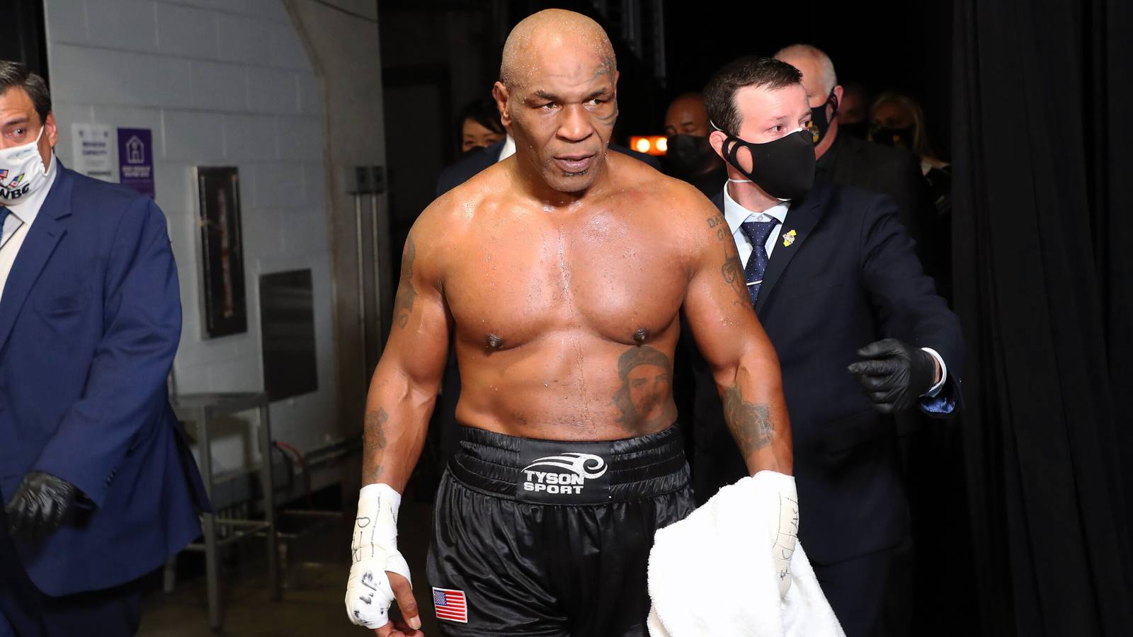 Mike Tyson's 'peekaboo' technique back in the day made him nearly ...