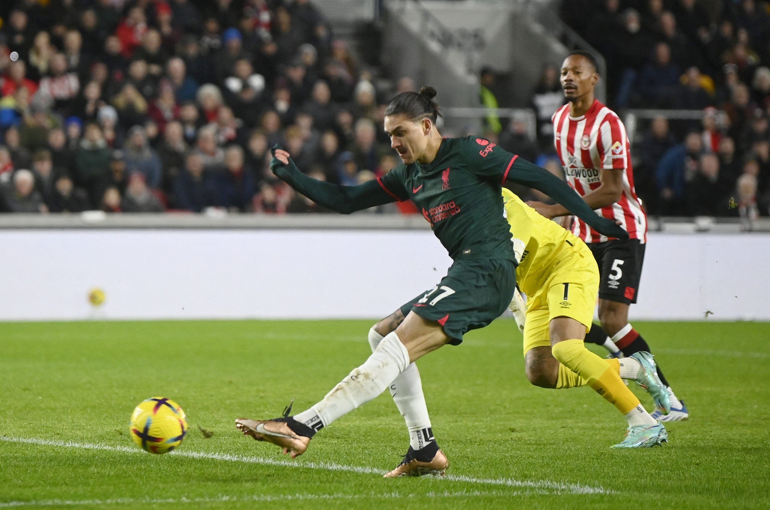 Darwin Nunez: Brentford fans savage Liverpool man after missed chance