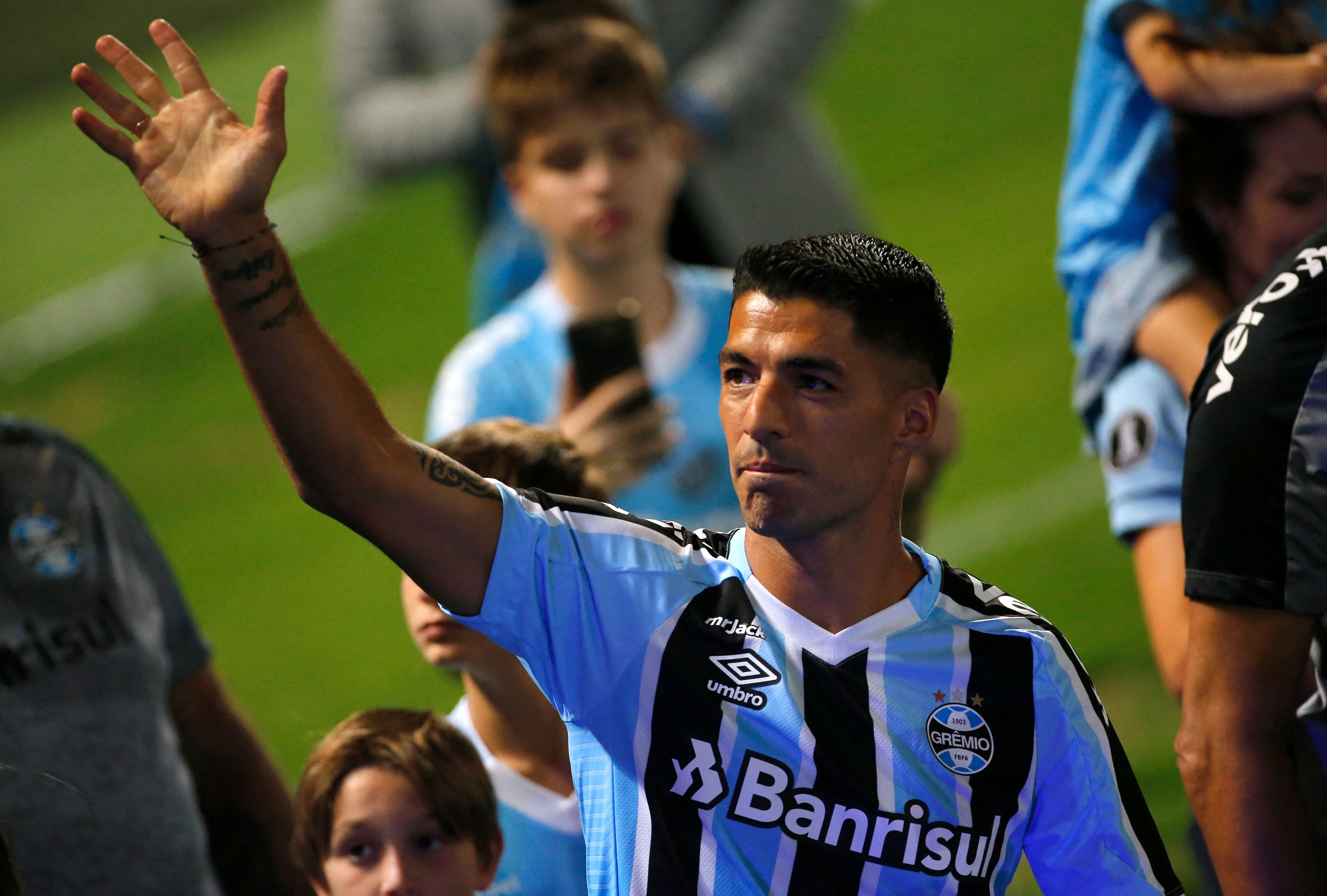 Luis Suarez receives incredible welcome by Gremio fans at unveiling