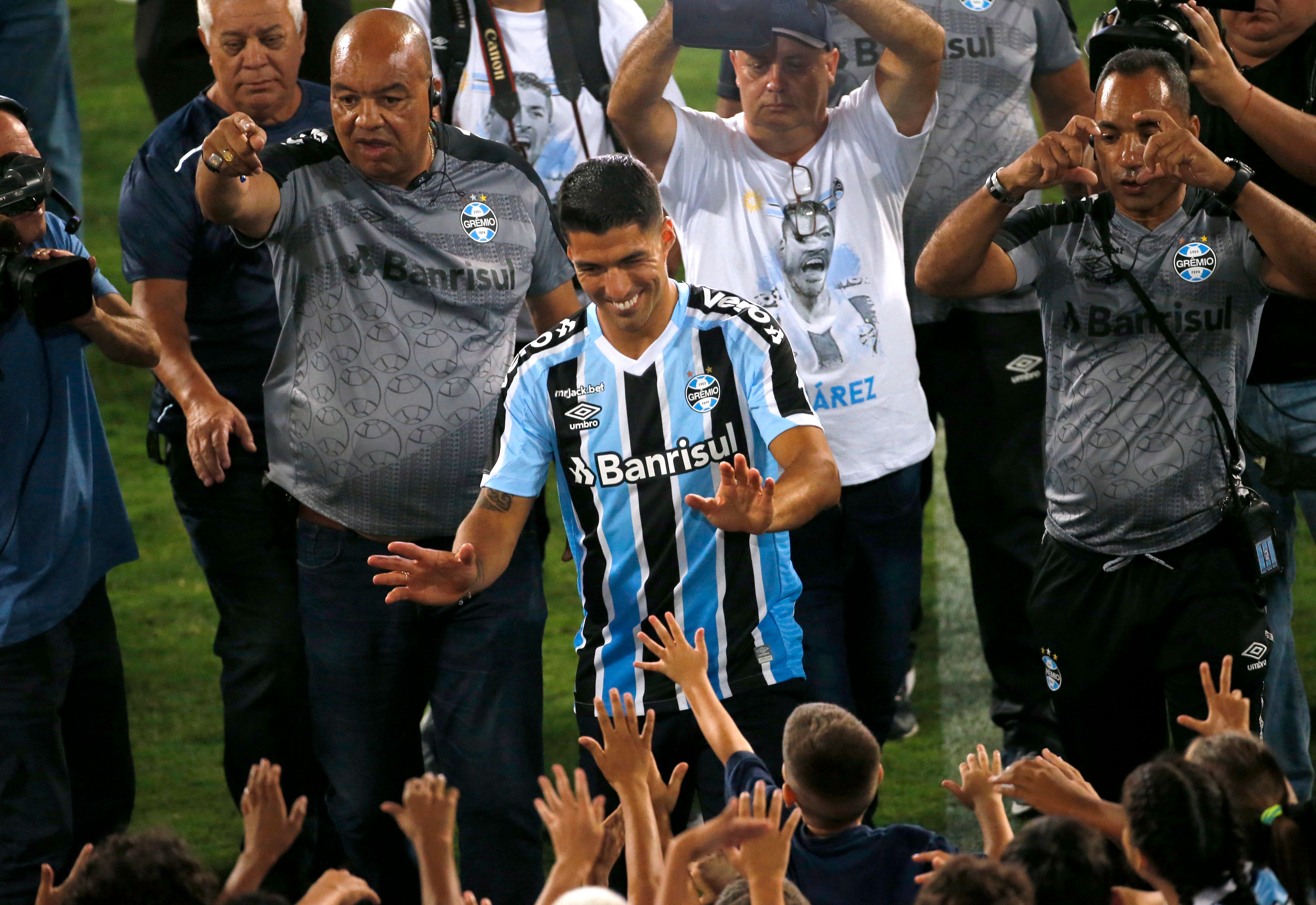 Luis Suarez receives incredible welcome by Gremio fans at unveiling
