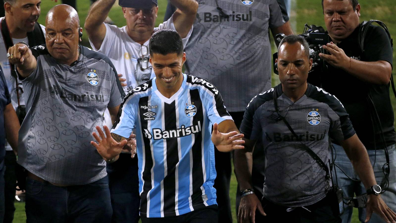 Luis Suarez: Gremio star scores ruthlessly for Brazil side in great fan ...