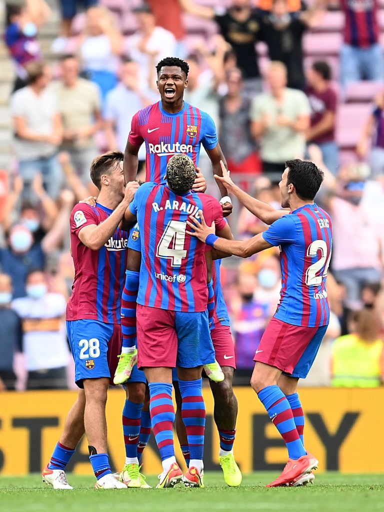 Robert Lewandowski puts Barcelona teammates to shame in strength challenge