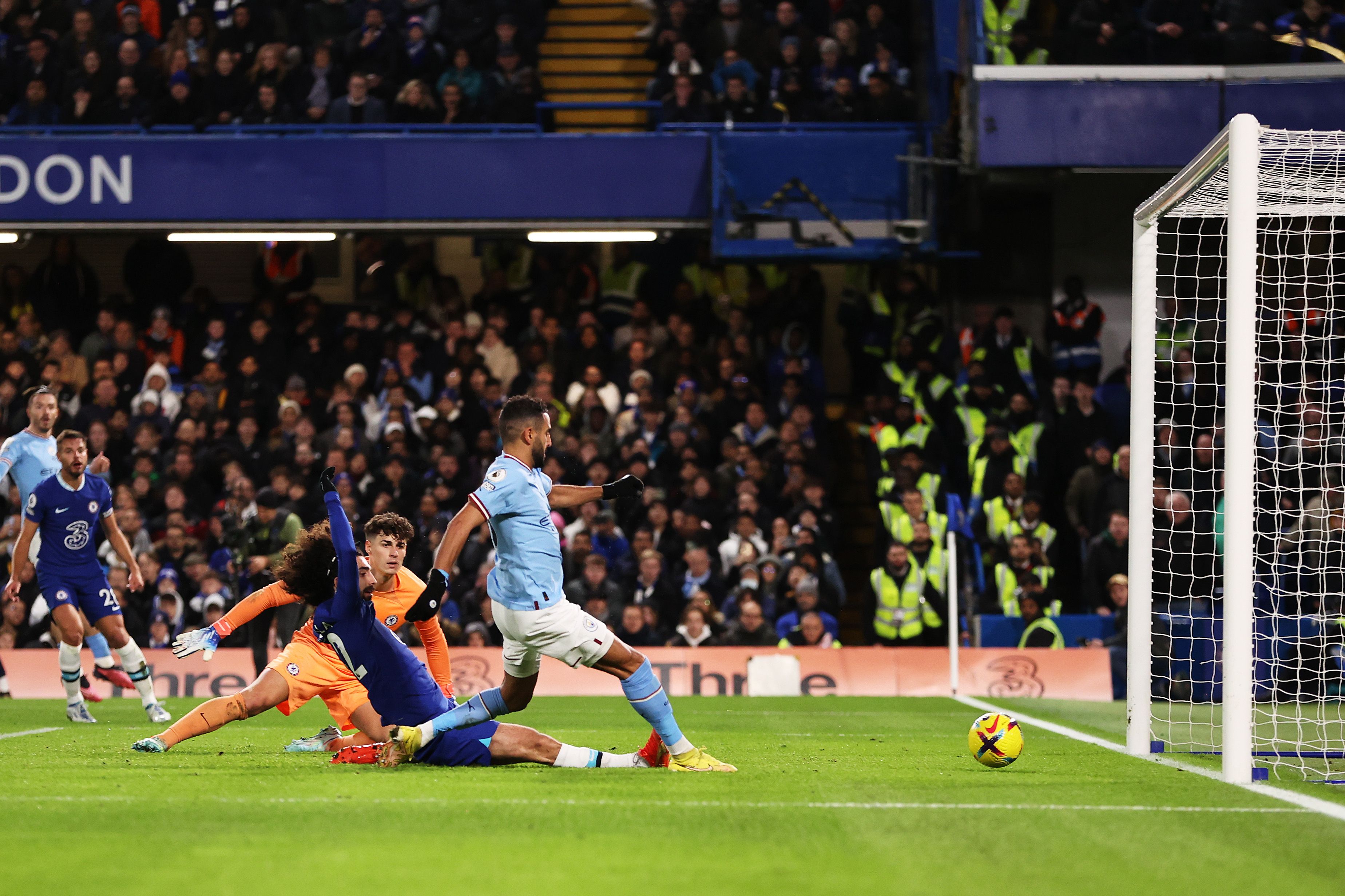 Kyle Walker's throw-in during Chelsea 0-1 Man City was absolutely hilarious