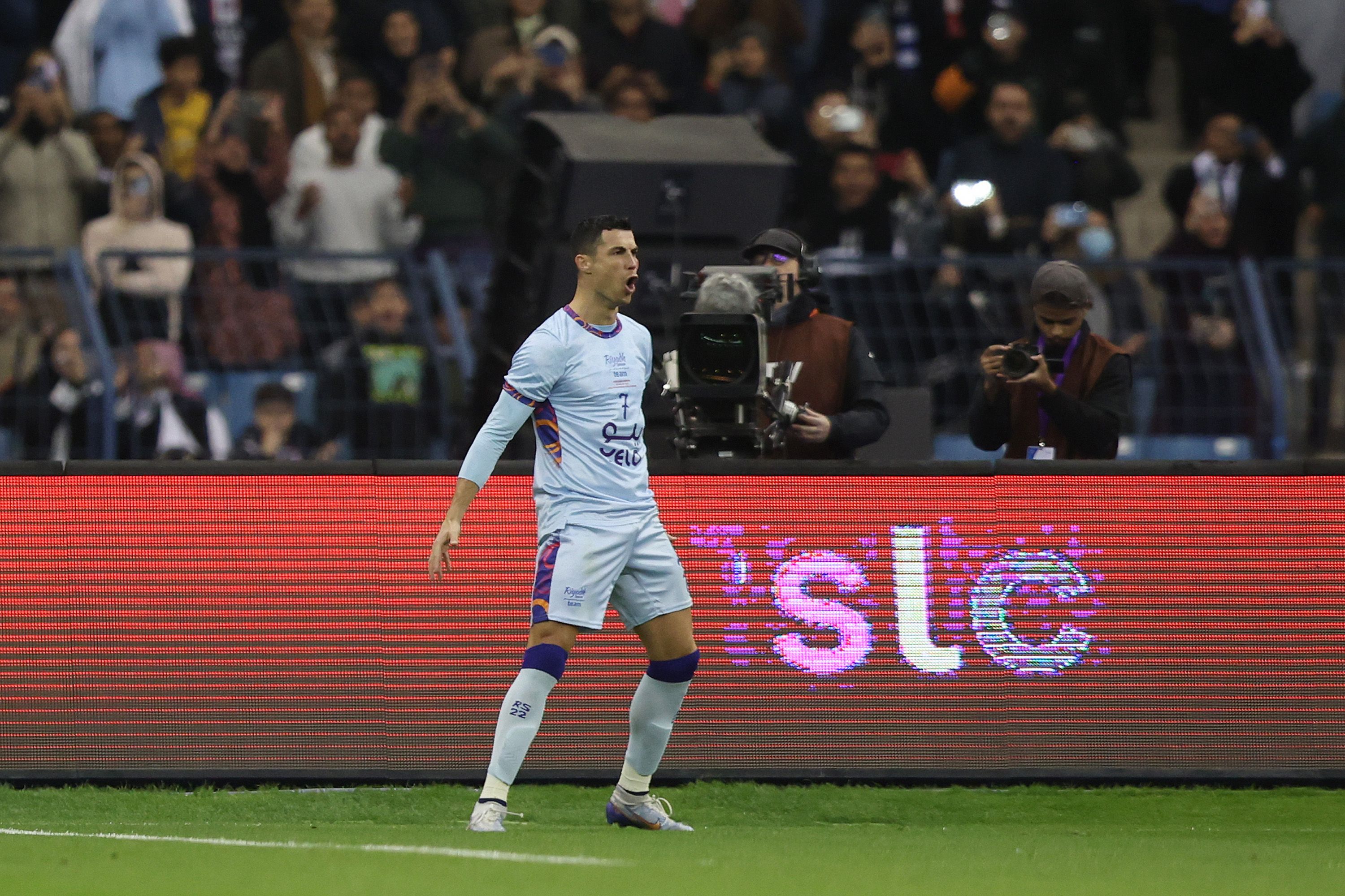Extraordinary moment fans go wild for Cristiano Ronaldo vs PSG