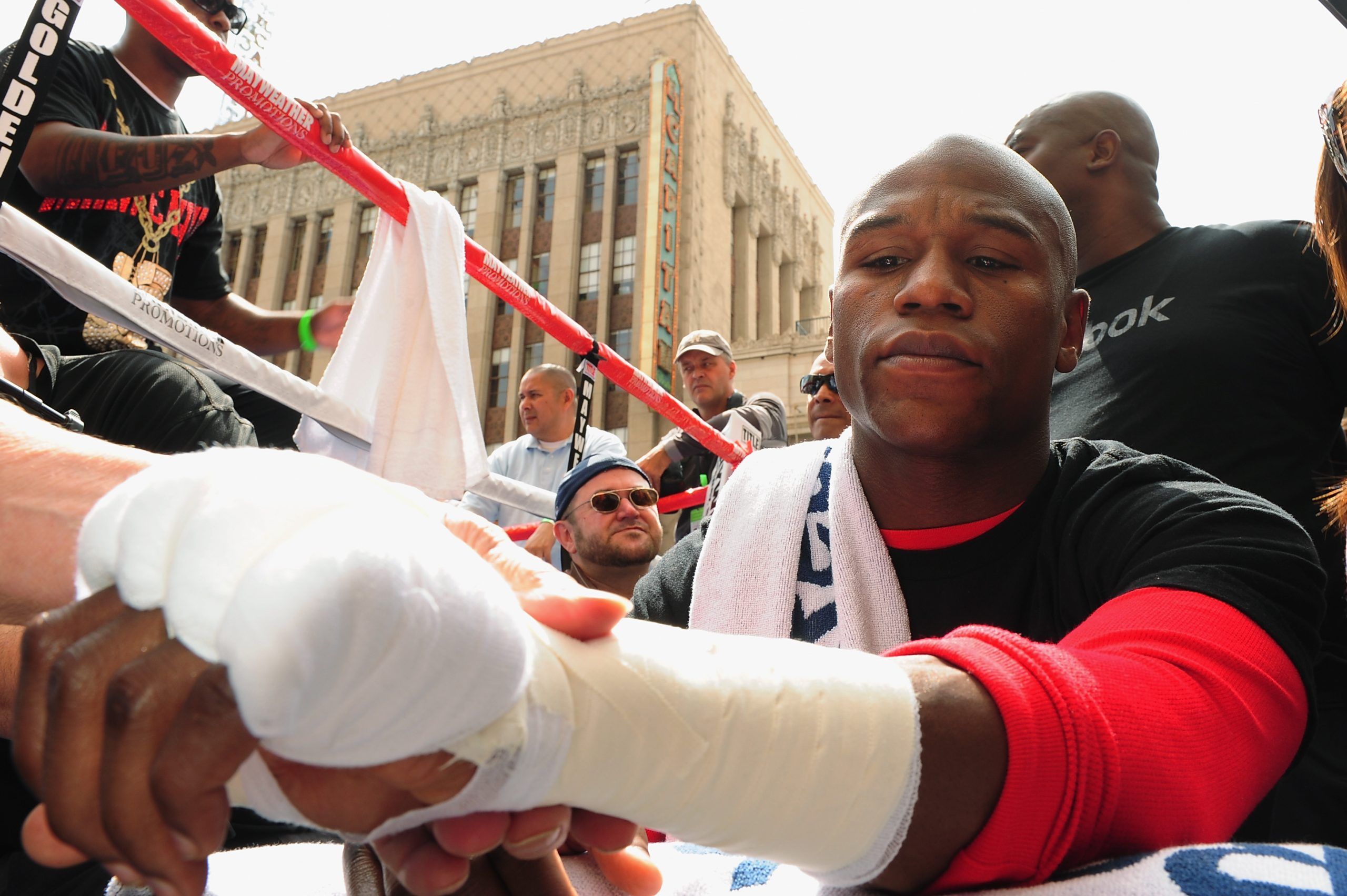 Floyd Mayweather vs Aaron Chalmers: Boxing records so far