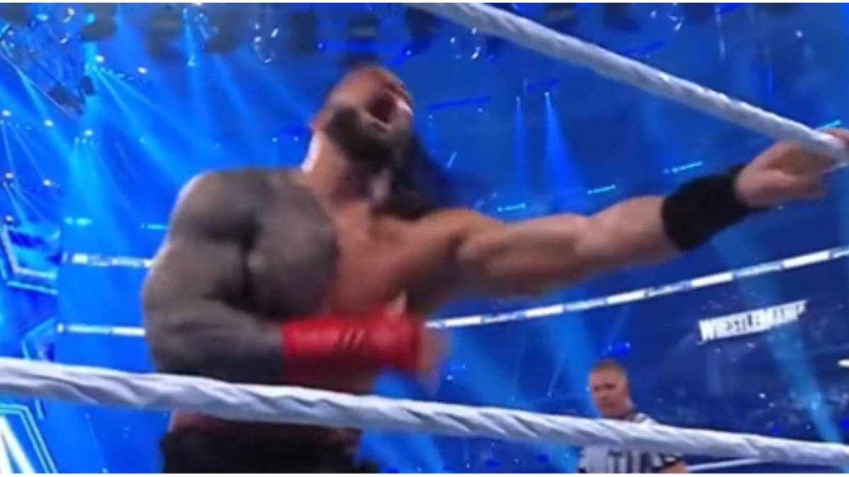 WWE: Roman Reigns popping shoulder back into place after beating Brock ...