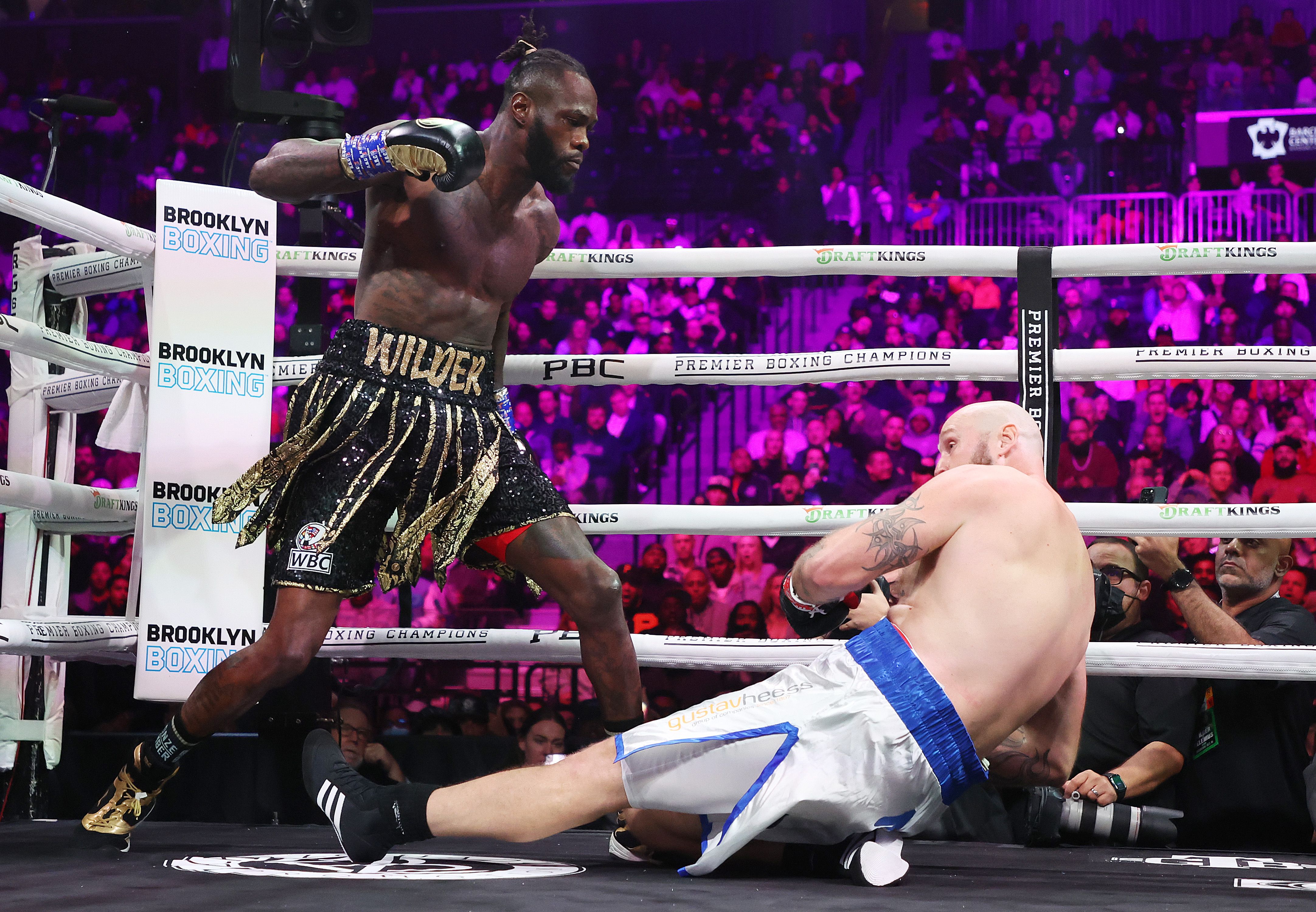 Deontay Wilder's leg size ridiculed by boxing fans as new training ...