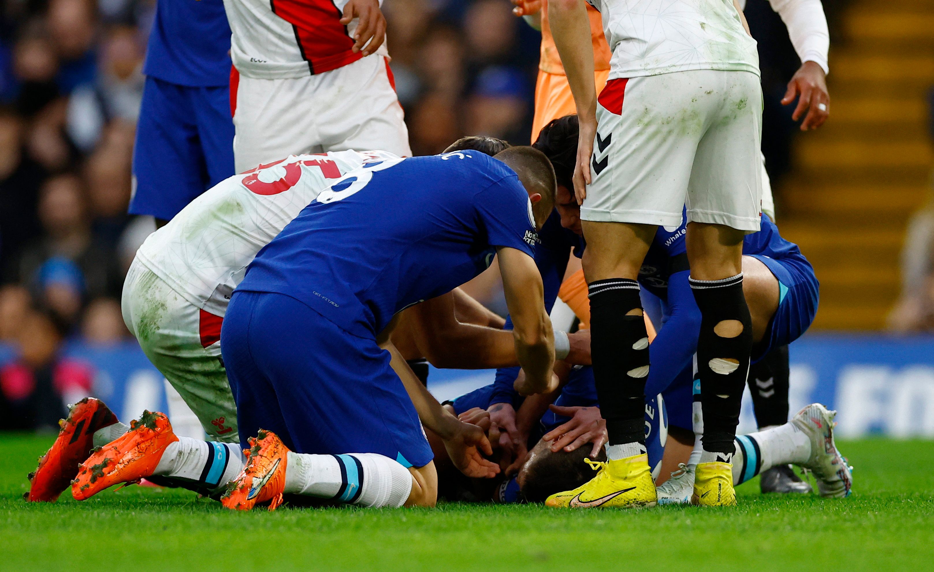 Cesar Azpilicueta injury: Chelsea man stretchered off vs Southampton