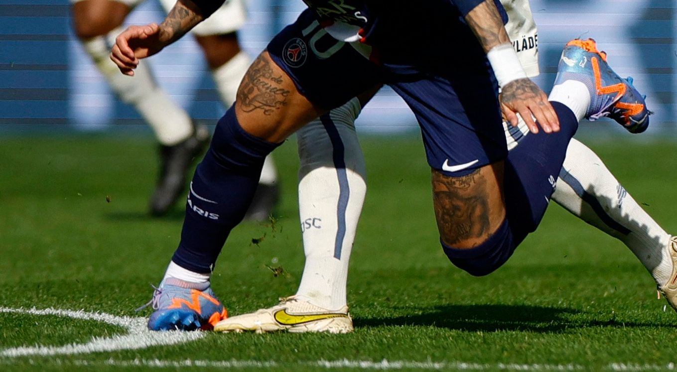 Neymar injury: PSG star stretchered off vs Lille