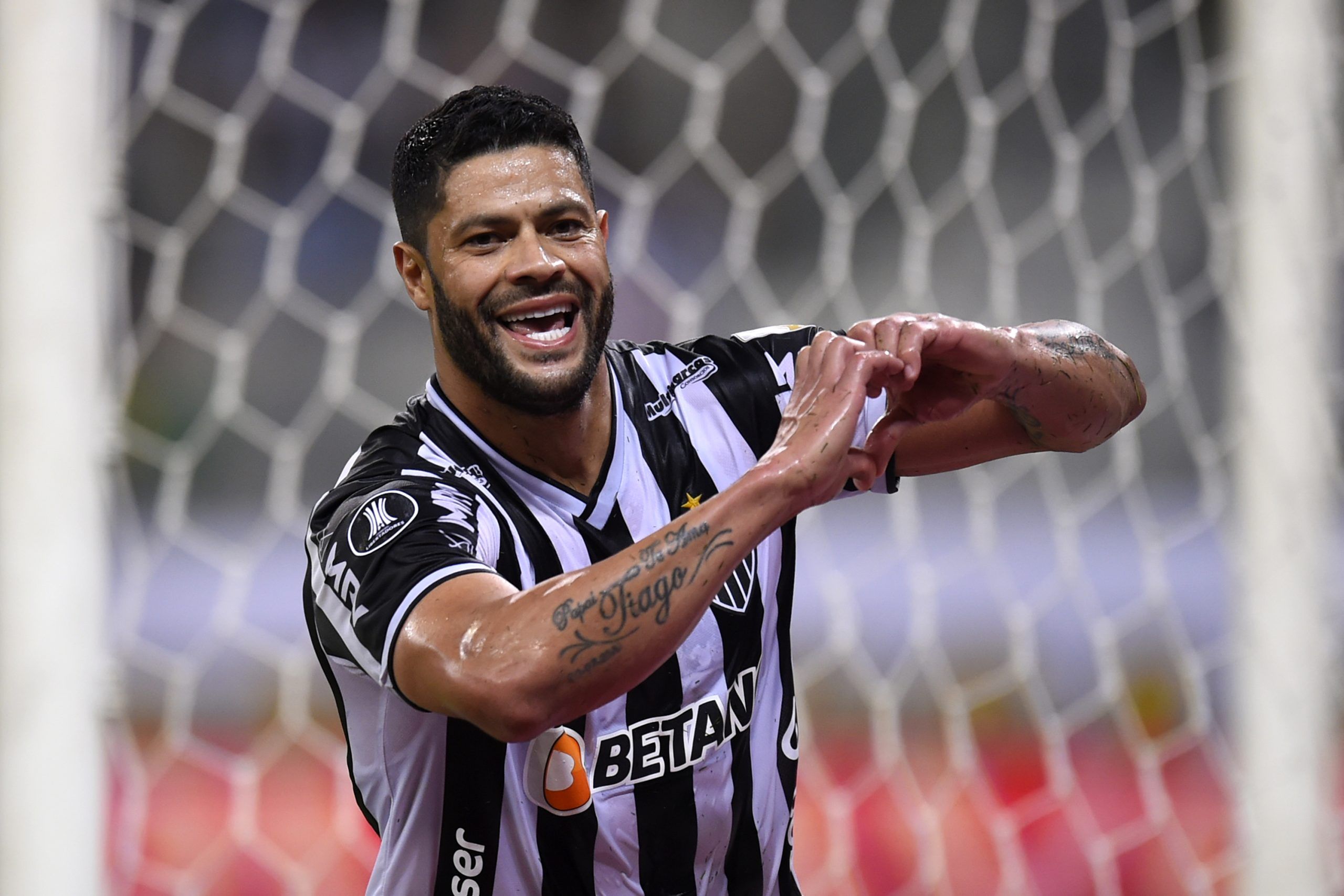 Hulk scores outrageous free-kick for Atlético Mineiro v Cruzeiro