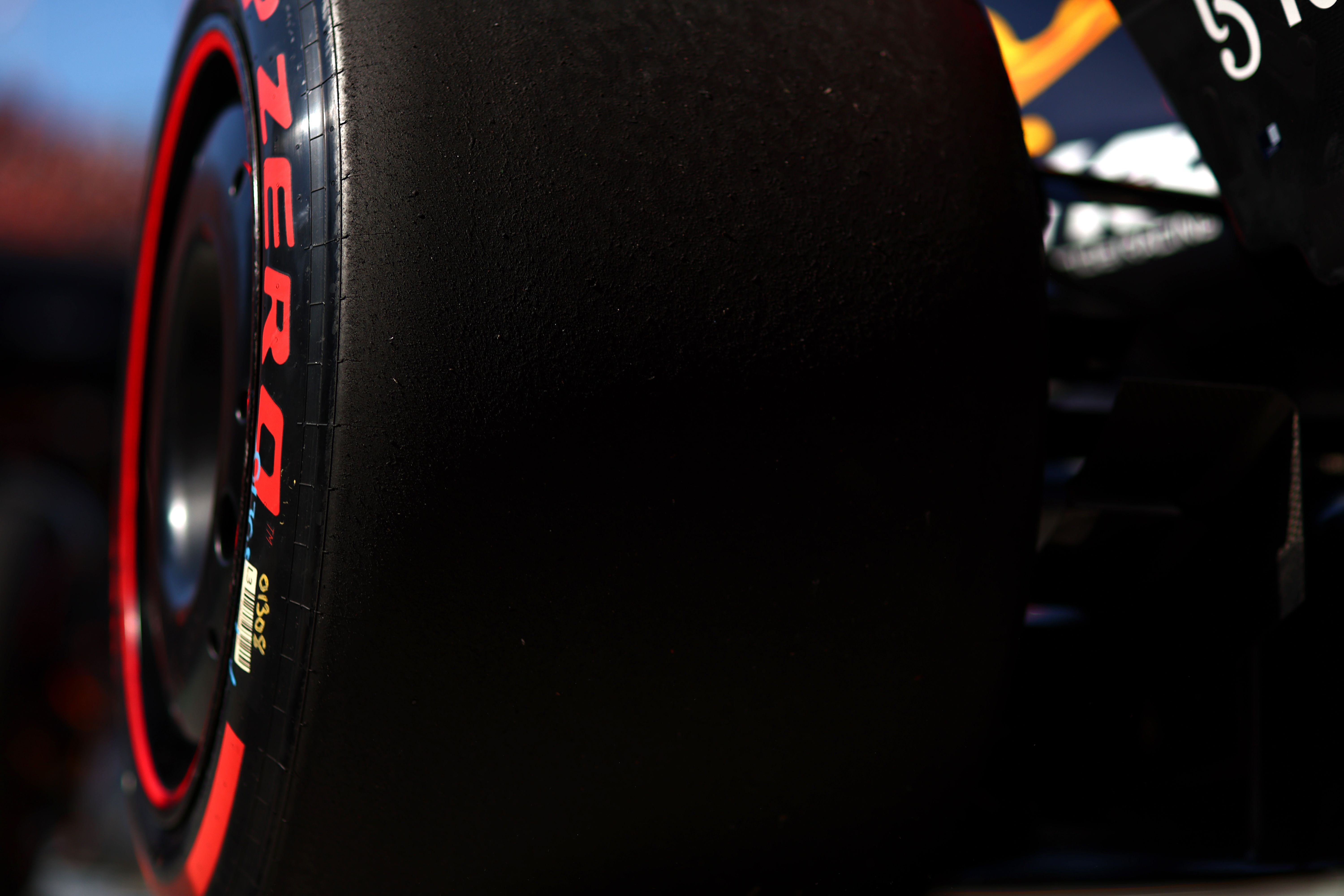 What do the different colours on F1 tyres mean?