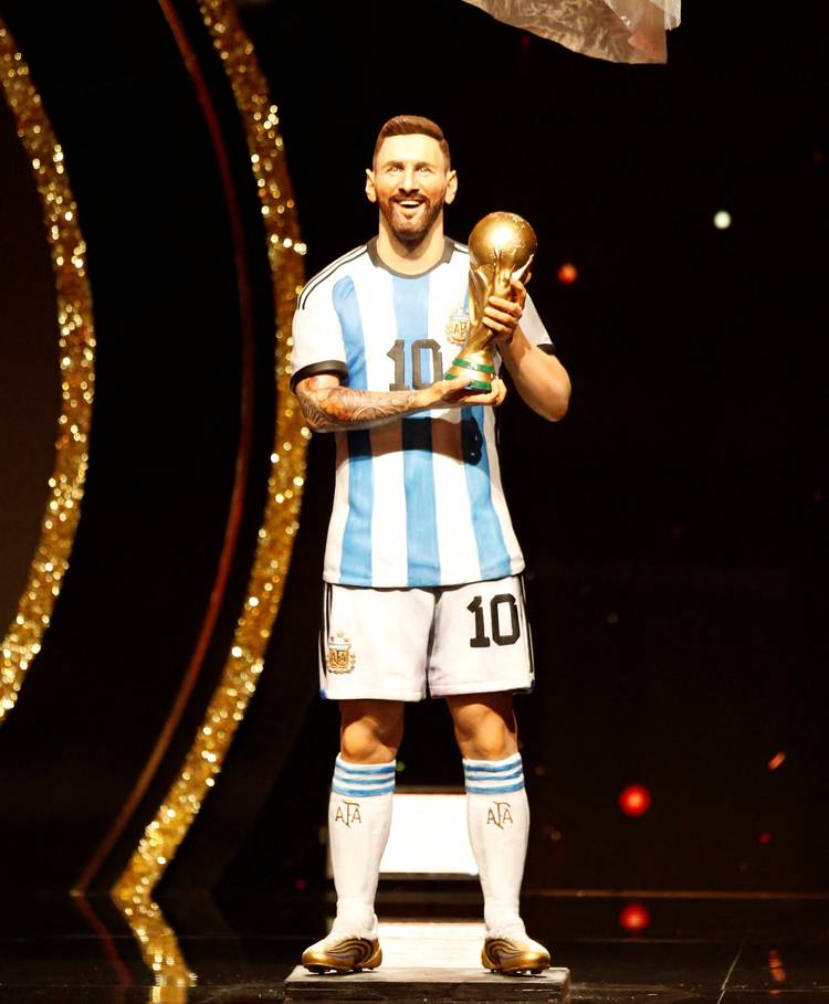 Lionel Messi's reaction after statue of him holding the World Cup ...