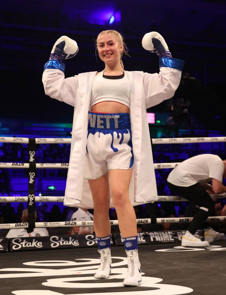 Astrid Wett throws shade at Elle Brooke while sending warning to AJ Bunker