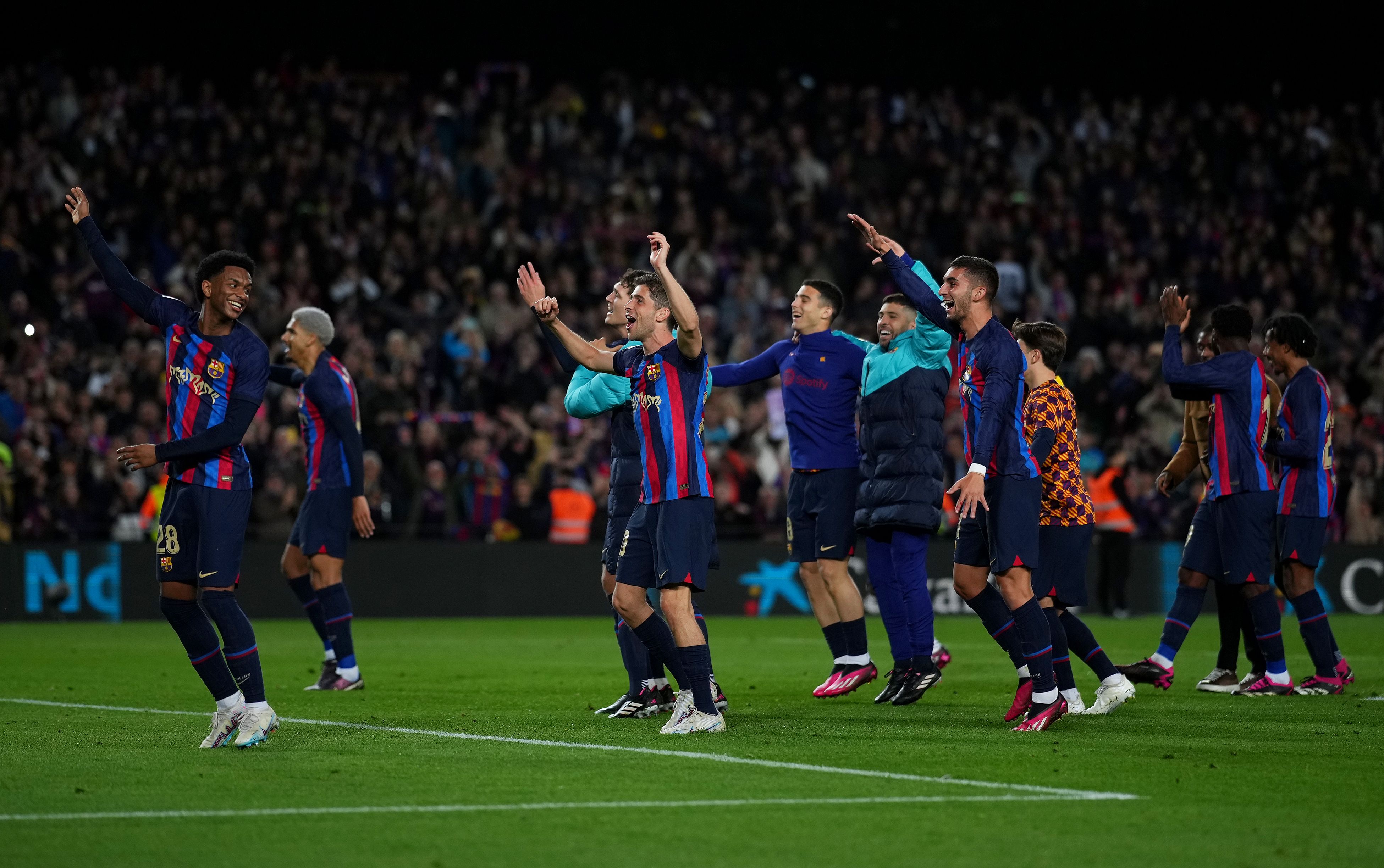 Real Madrid's Dani Carvajal seen squaring up to Barcelona keeper in fan ...