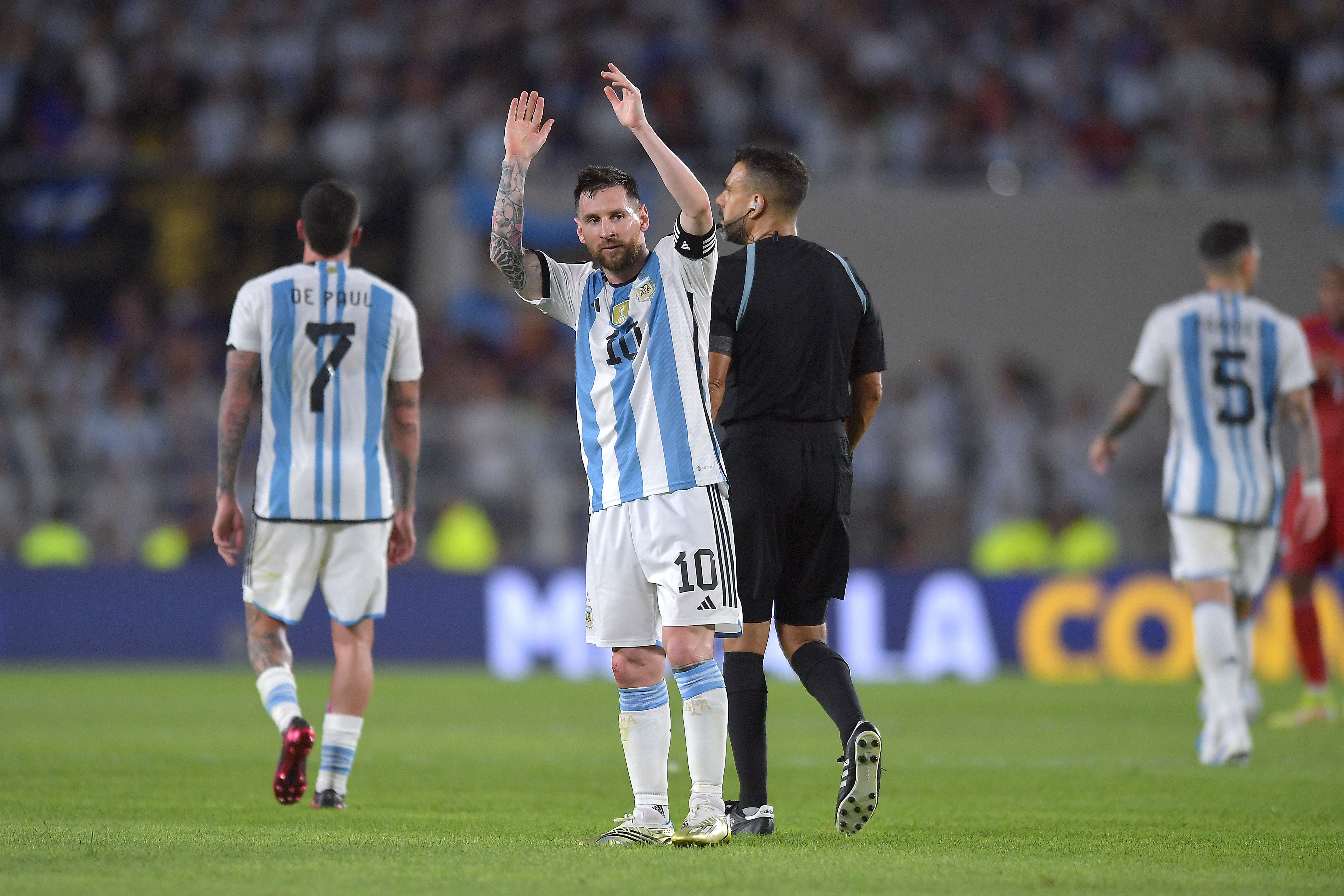 Lionel Messi scores 800th career goal with free kick for Argentina