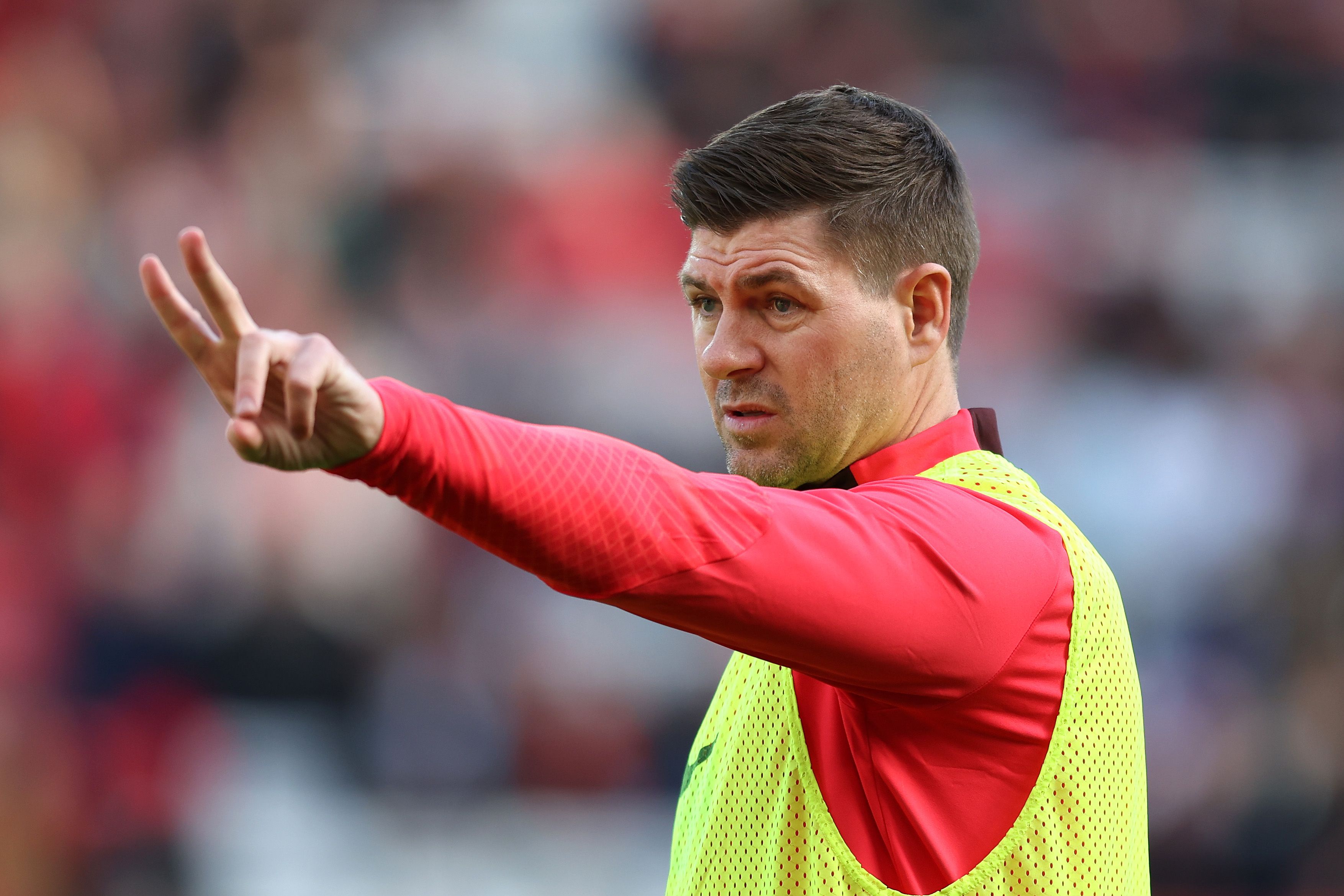 Steven Gerrard vs Celtic: Liverpool legend appears to tell fans to ...