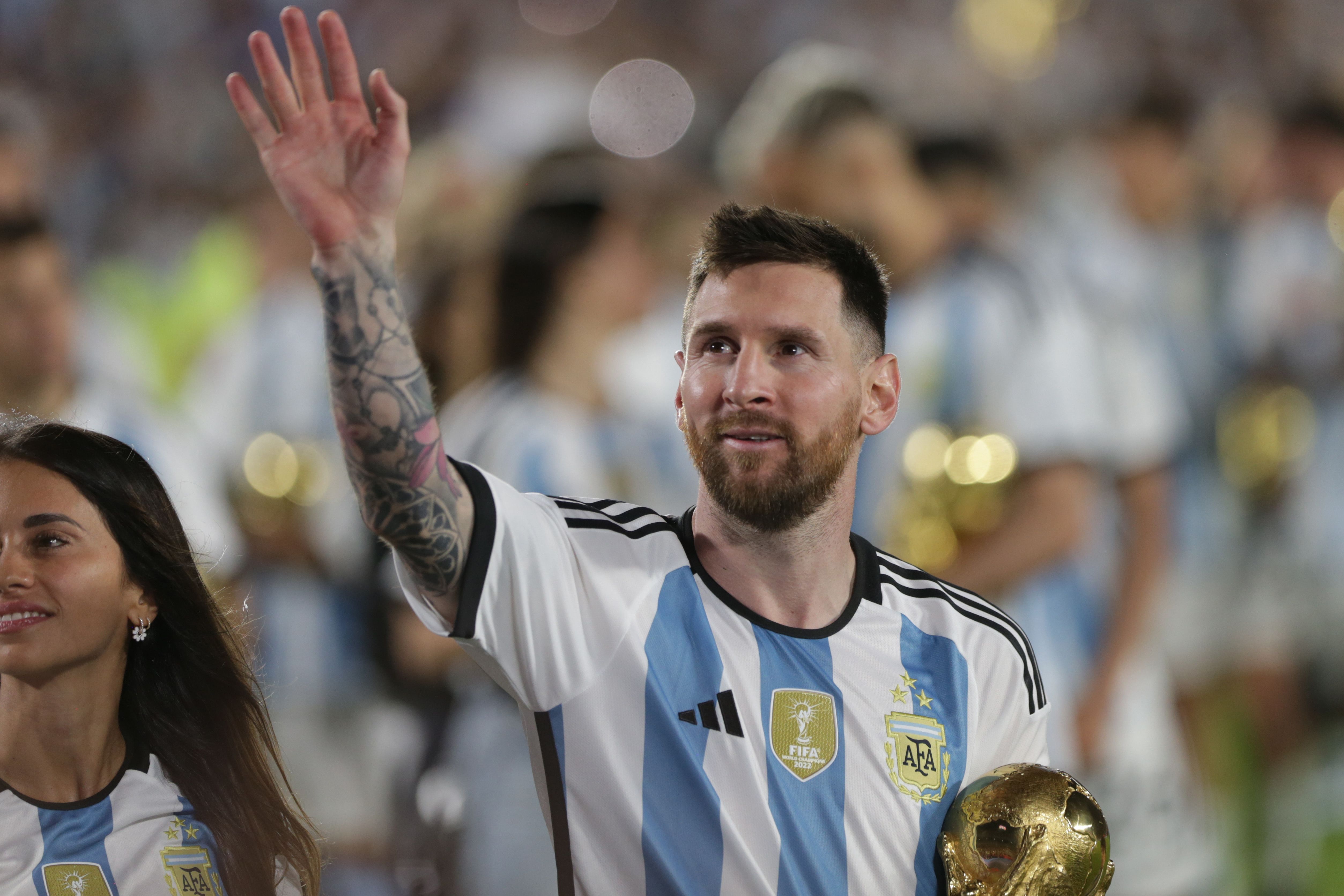 Lionel Messi's brilliant response to 80,000 Argentina fans asking him ...