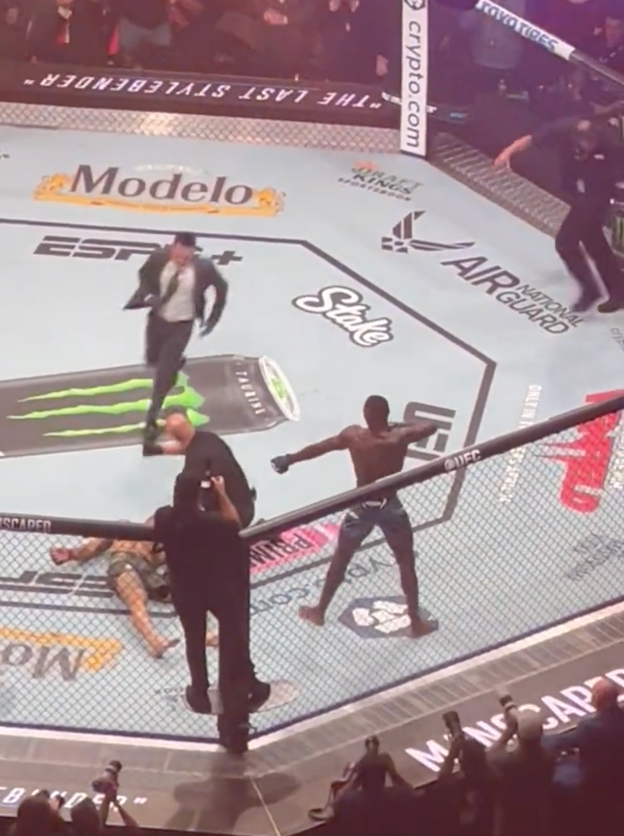 UFC 287: Fan footage of Israel Adesanya's post-fight celebration