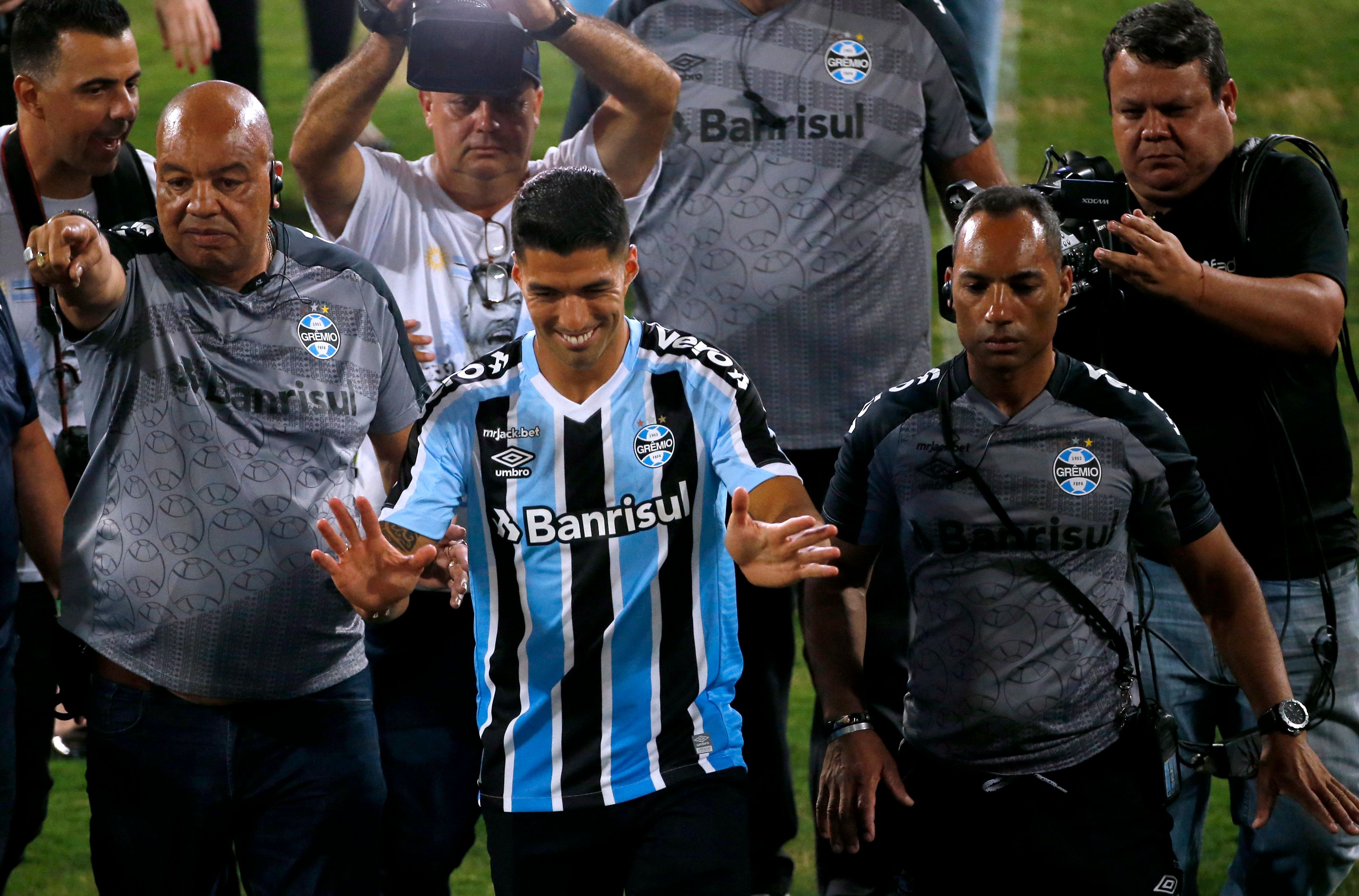 Luis Suarez's reaction after opponent stole his boot & threw it off the ...