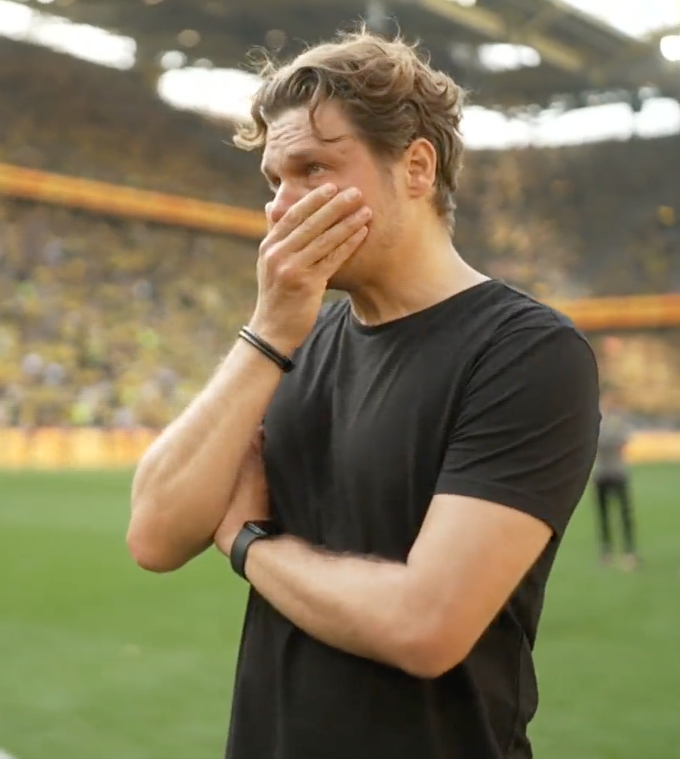 Borussia Dortmund manager crying in front of Yellow Wall after losing ...