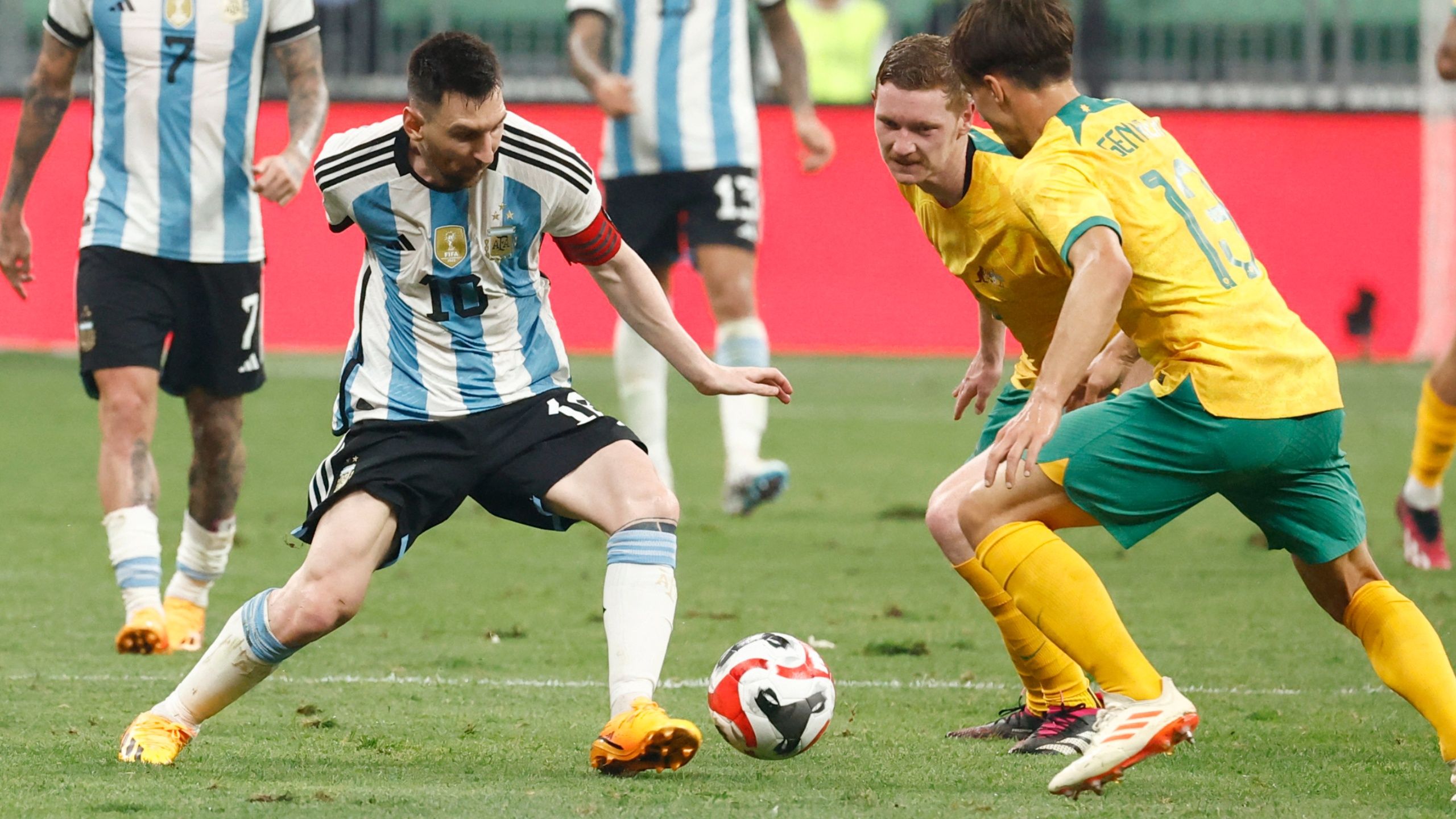 Lionel Messi makes 3 Australia players look silly with insane ball control