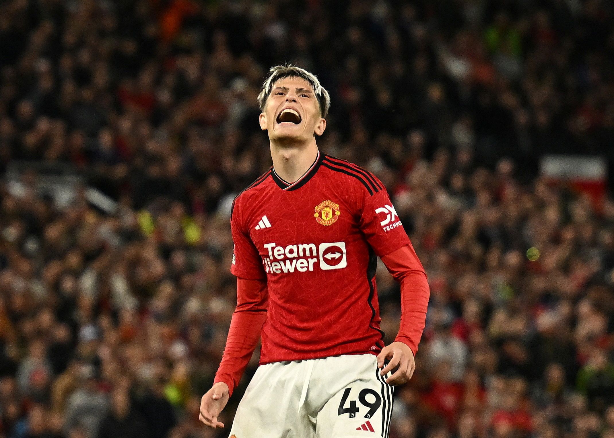 Alejandro Garnacho gives young Man Utd fan gift in wholesome exchange