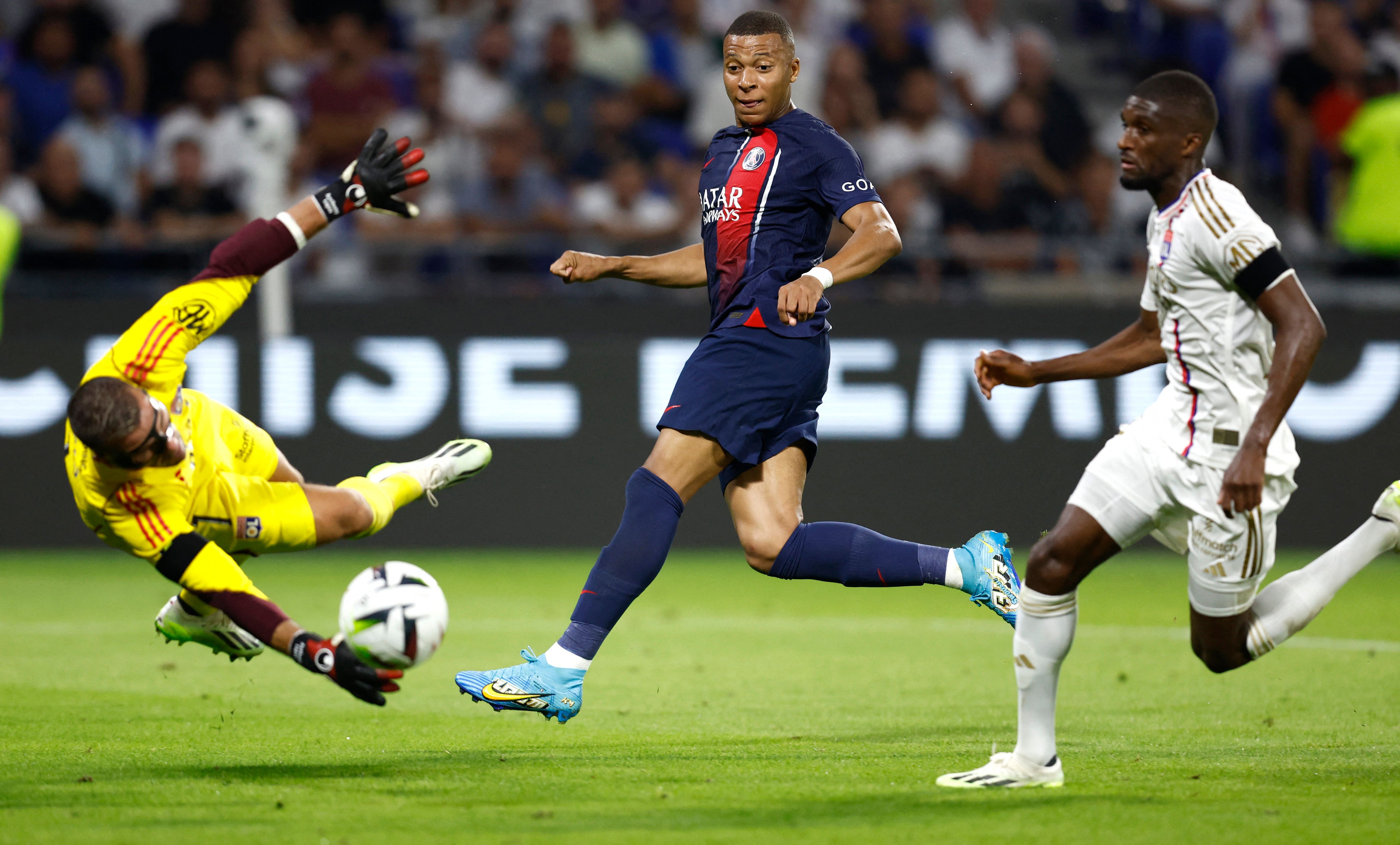 Lyon players torn into by ultra with microphone after heavy PSG loss