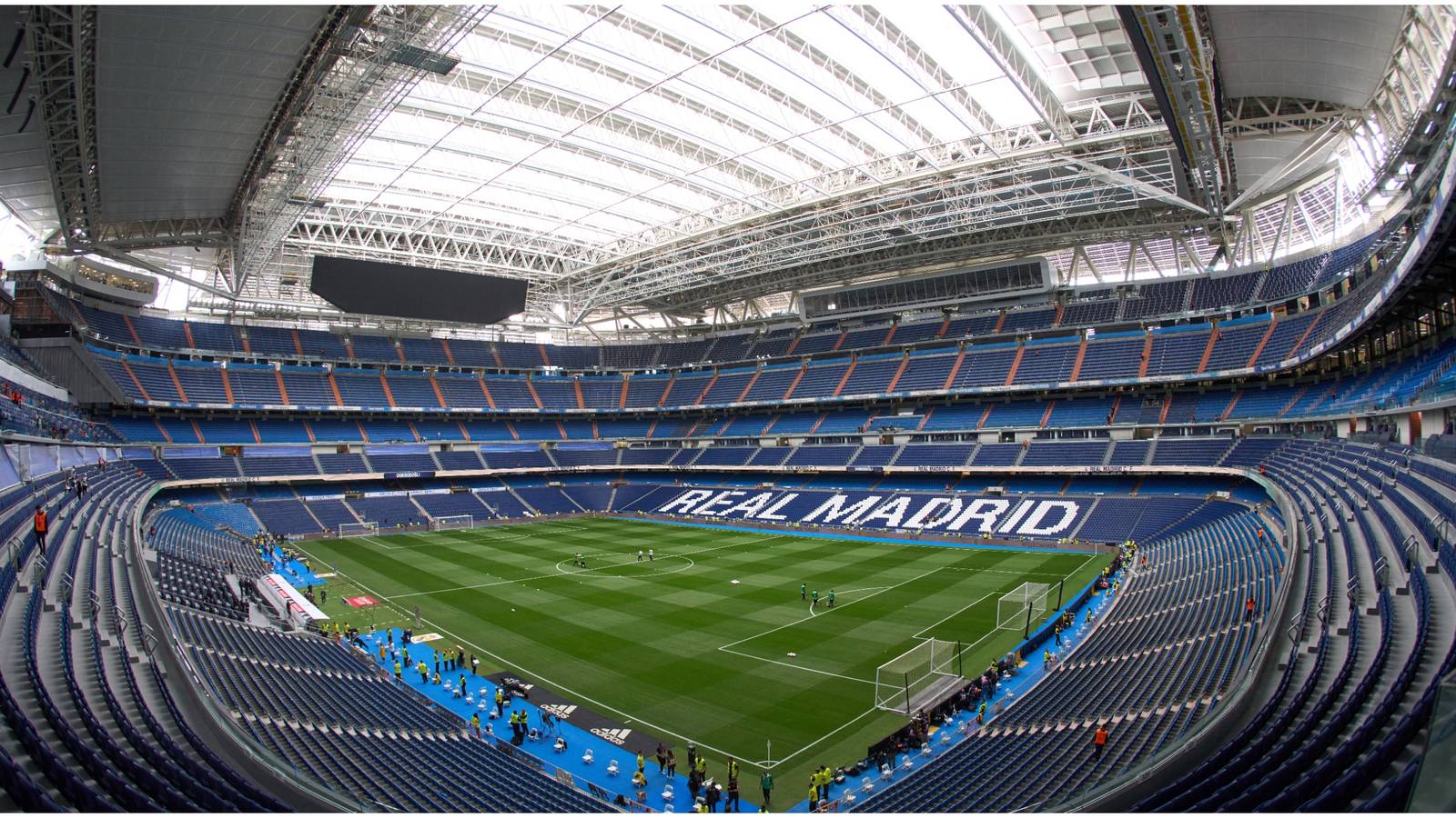 A stunning clip of Real Madrid's new retractable pitch at the Santiago ...