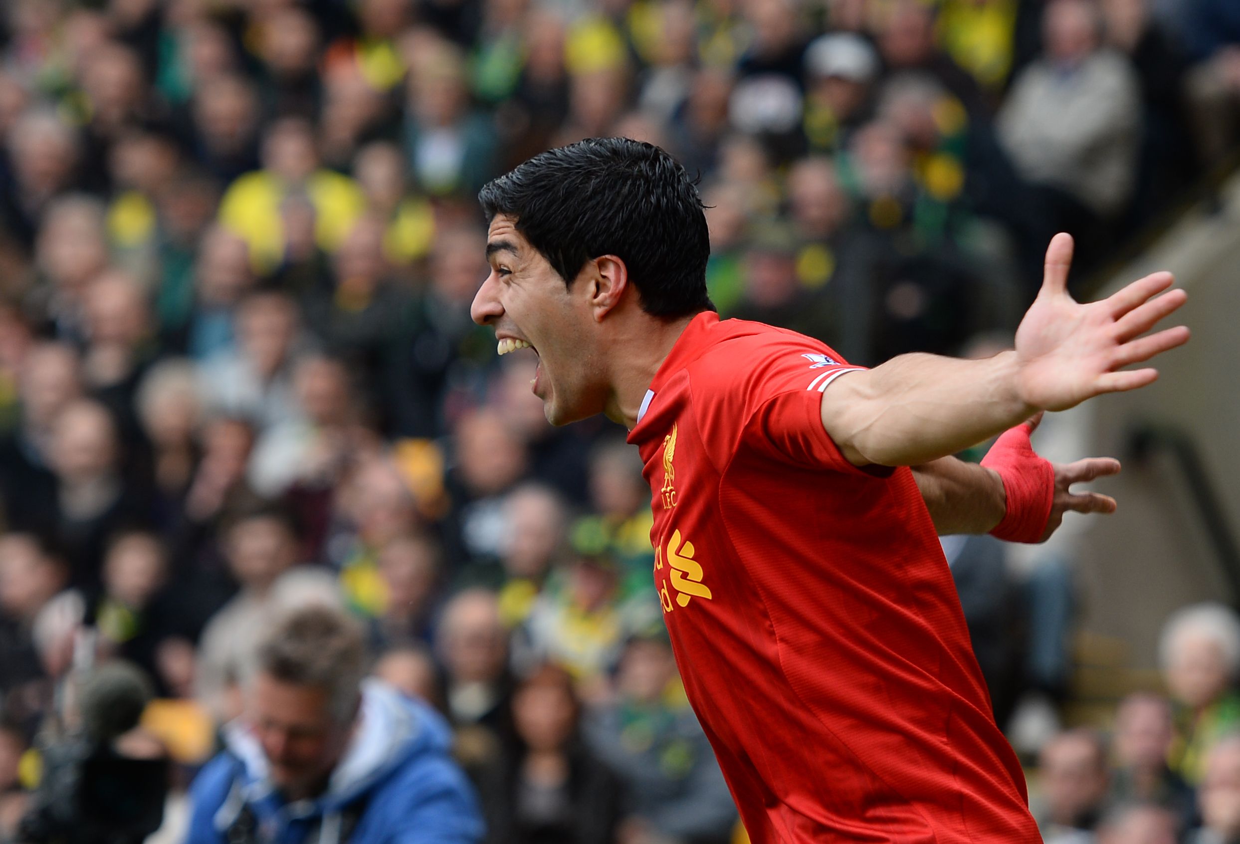 7 Best Premier League Goals Scored From The Halfway Line (Ranked)