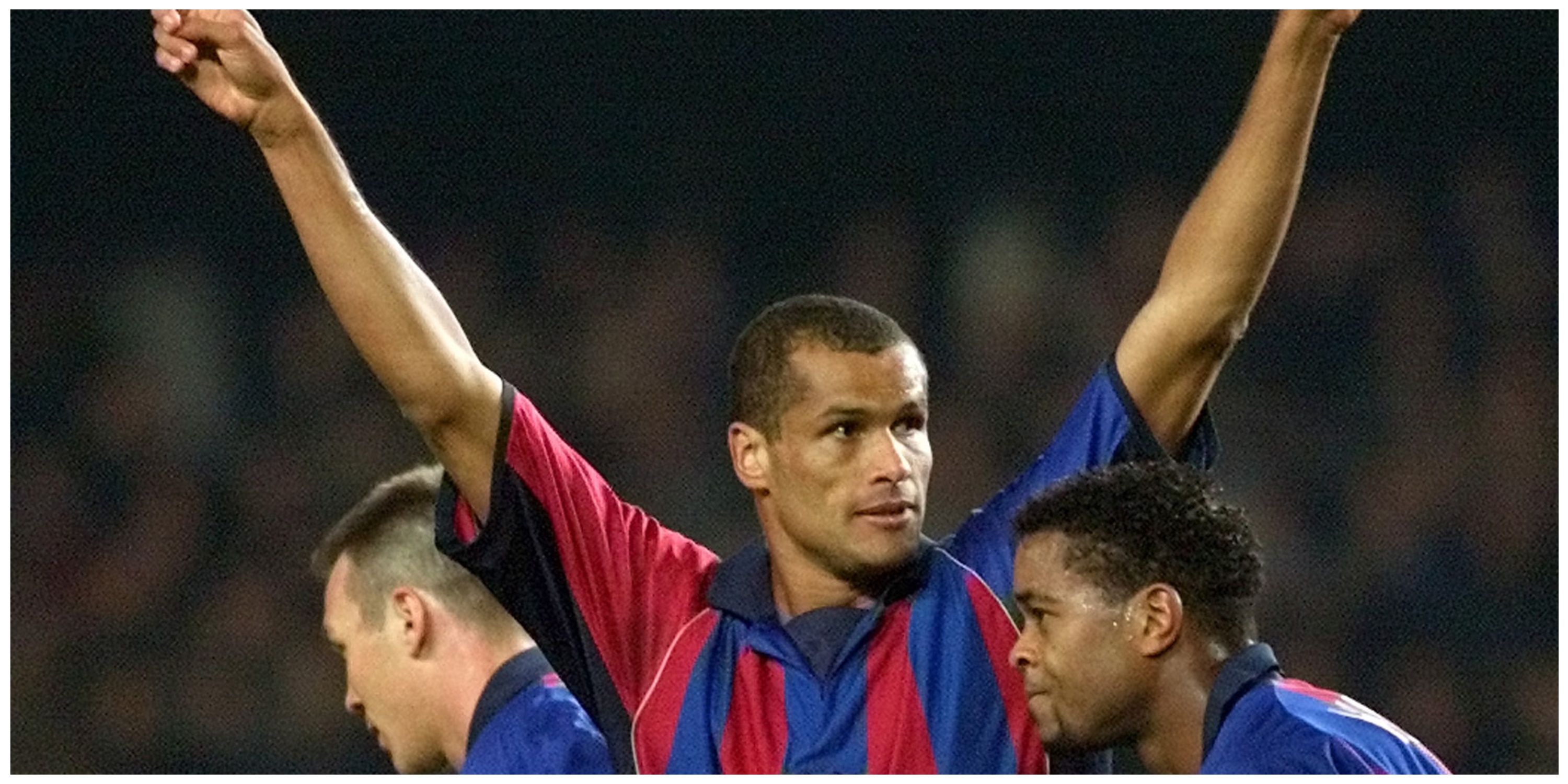 Barcelona: Clip of Ronaldinho embarrassing pitch invader during Legends ...