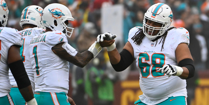 Report: Carolina Panthers Sign G Robert Hunt to Absurd Contract