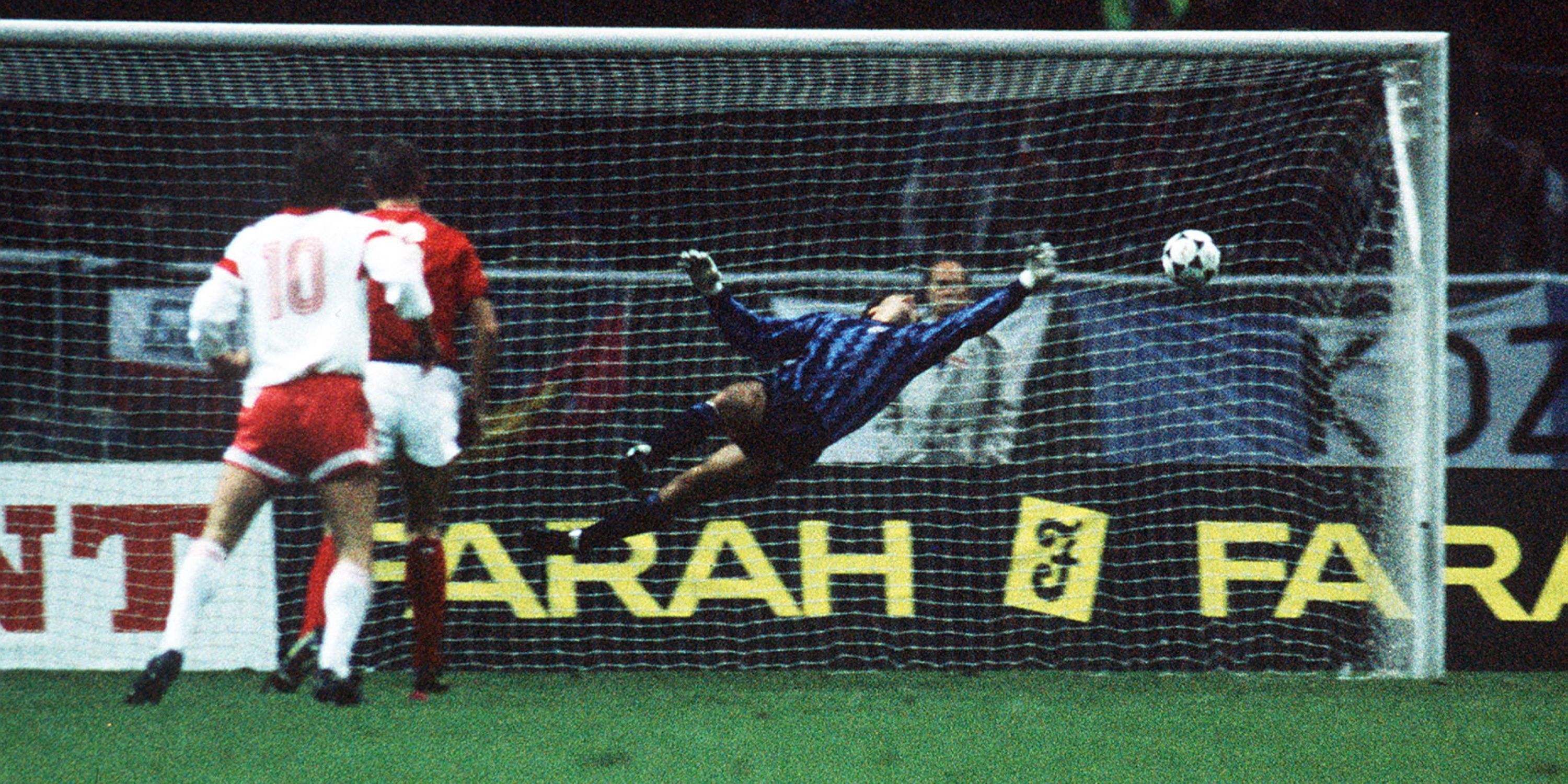 10 Greatest Shot Stoppers in Football History [Ranked]